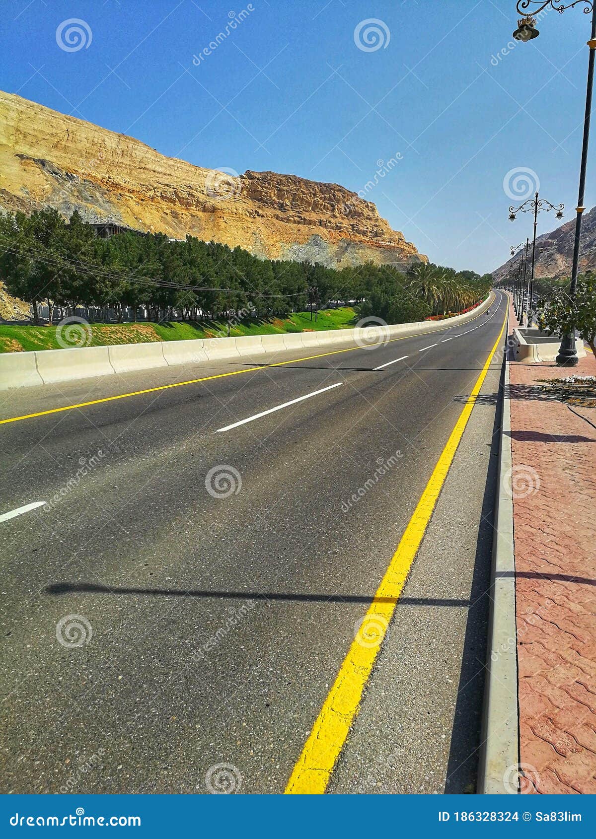 Bustan muscat road oman foto de archivo. Imagen de camino - 186328324