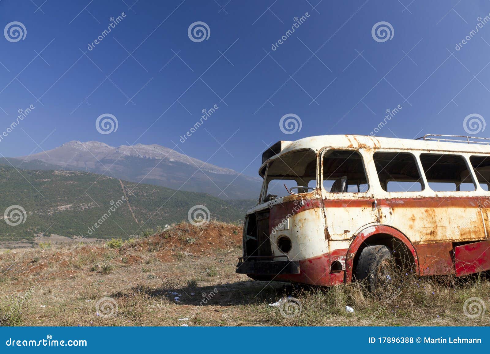 Buswrack in Der Trockenen Landschaft Stockfoto - Bild von leerer ...