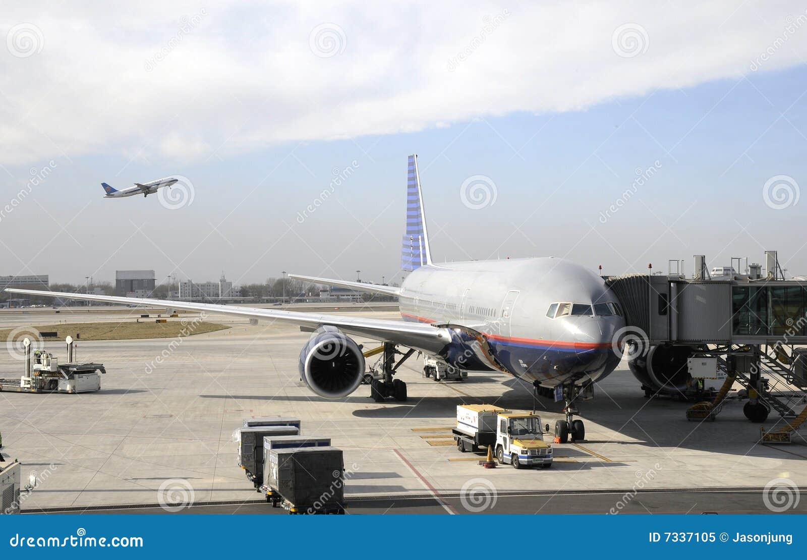 Busy airport stock image. Image of flying, stop, airline - 7337105