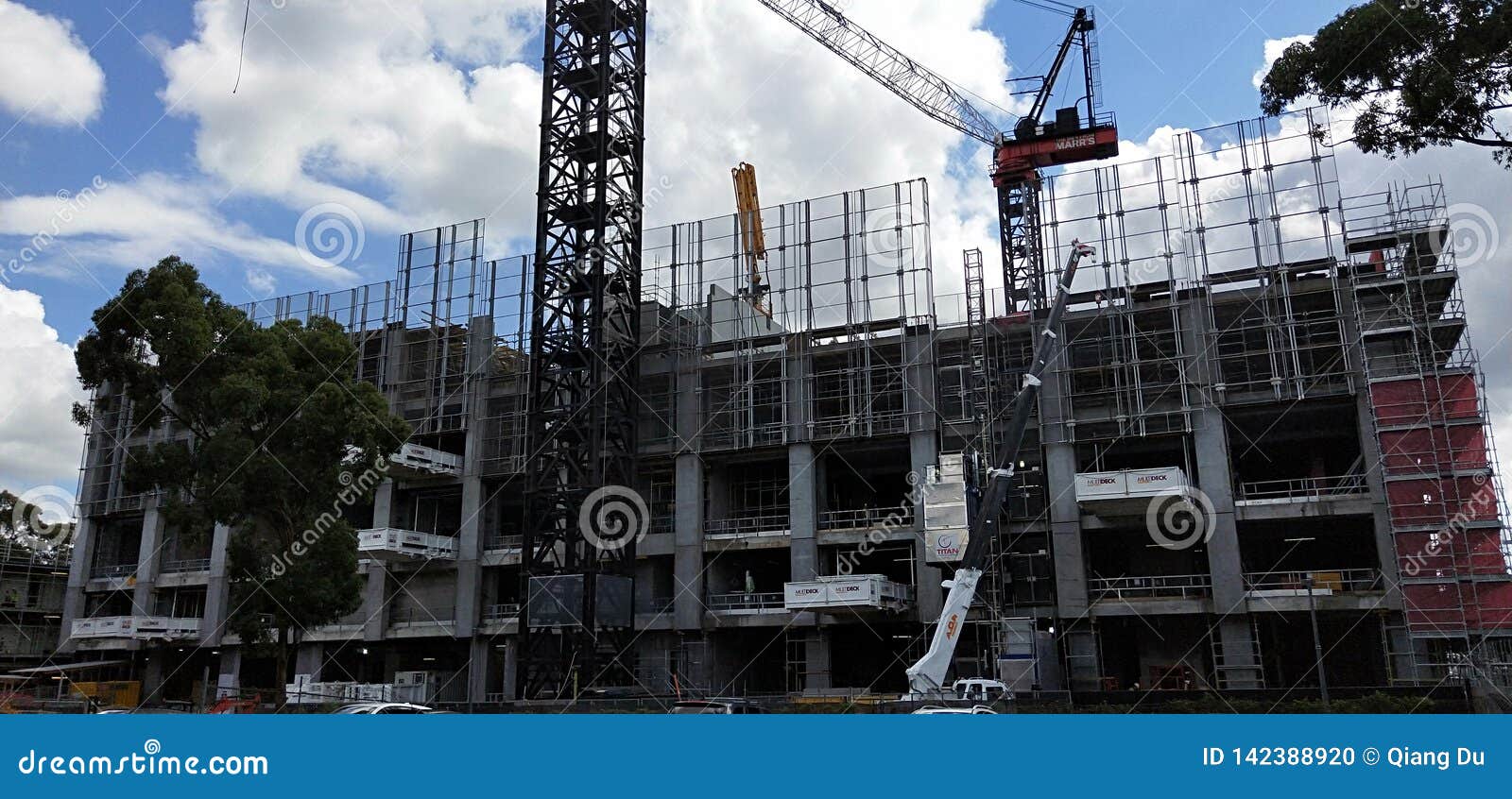 Busy construction site editorial image. Image of construction - 142388920