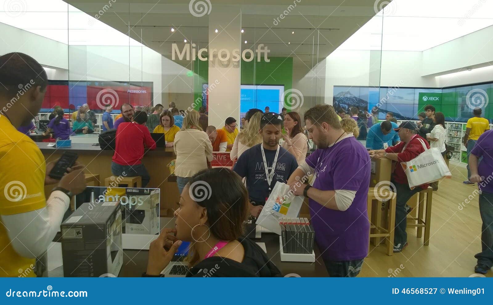 Busy Microsoft store editorial photography. Image of custumors - 46568527