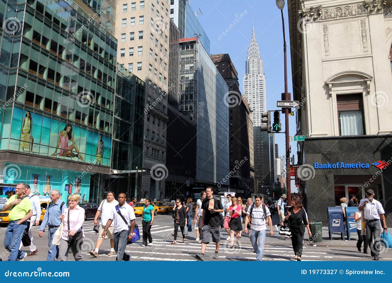Busy New York Street editorial photography. Image of crowd - 19773327