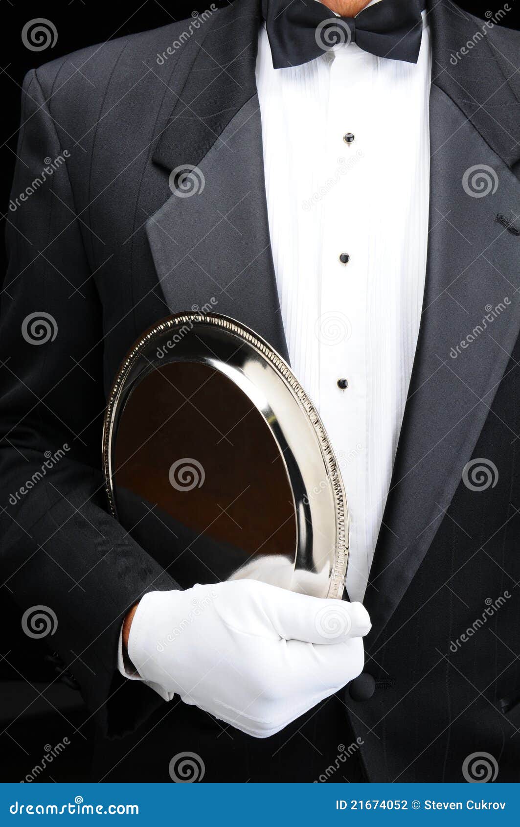 Butler Mit Silbernem Tellersegment Unter Seinem Arm Stockfoto - Bild ...