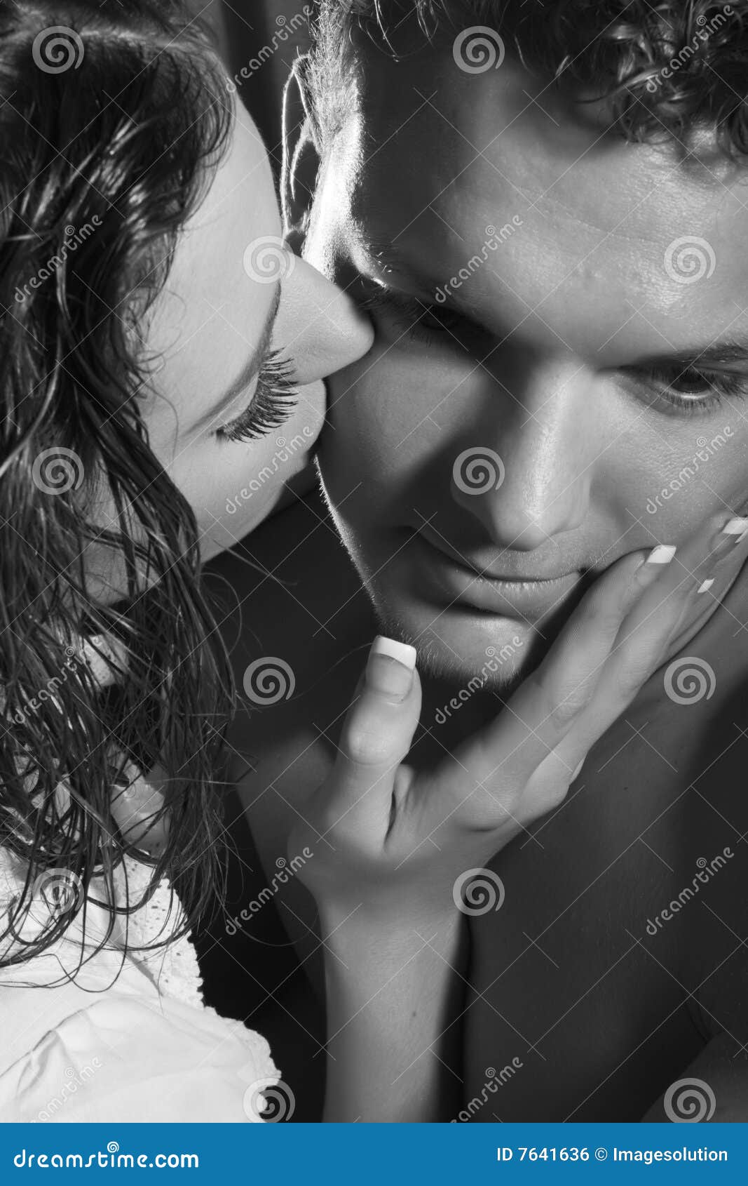 Buziak namiętny zdjęcie stock. Obraz złożonej z brunetka - 7641636