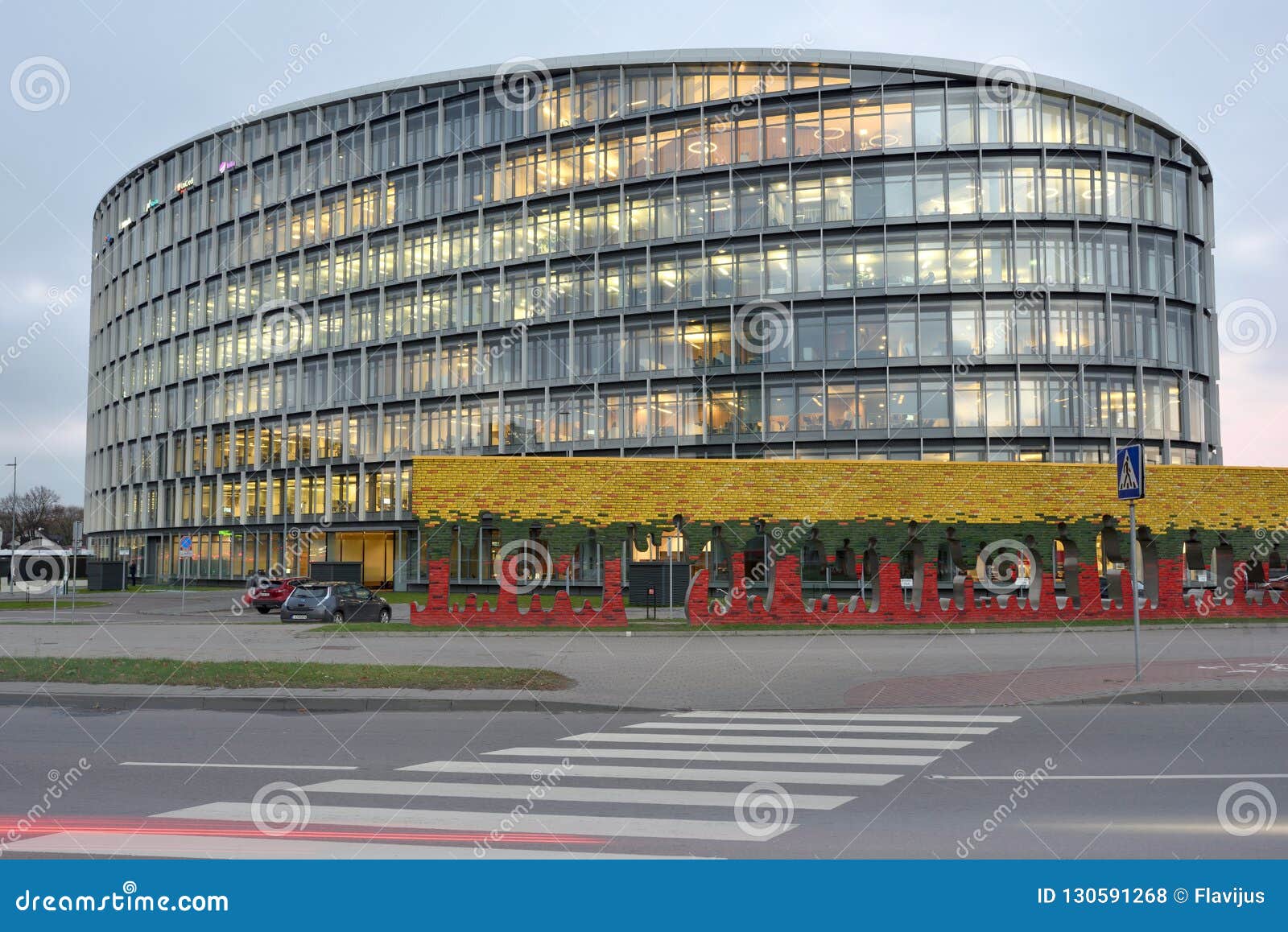 Byggande modernt kontor redaktionell arkivfoto. Bild av ...