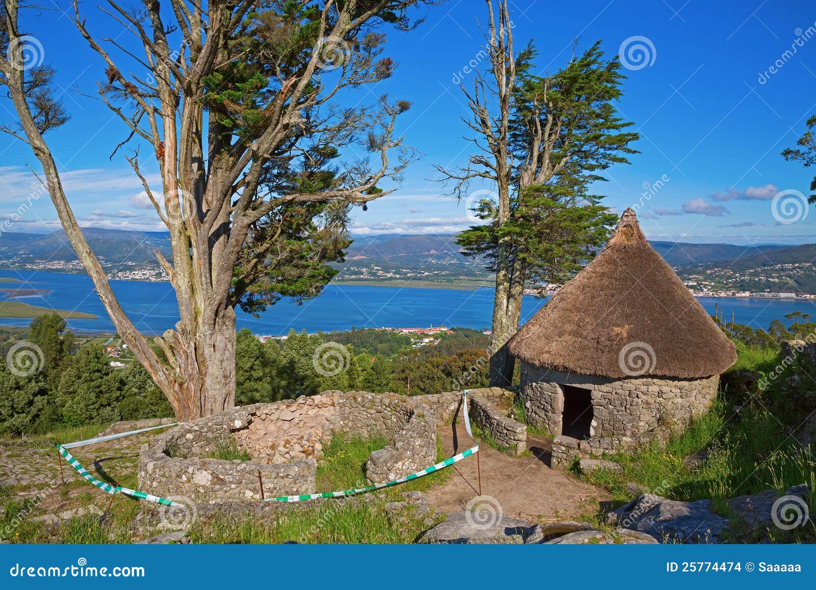 Byggd om Celtic hydda arkivfoto. Bild av symmetriskt - 25774474