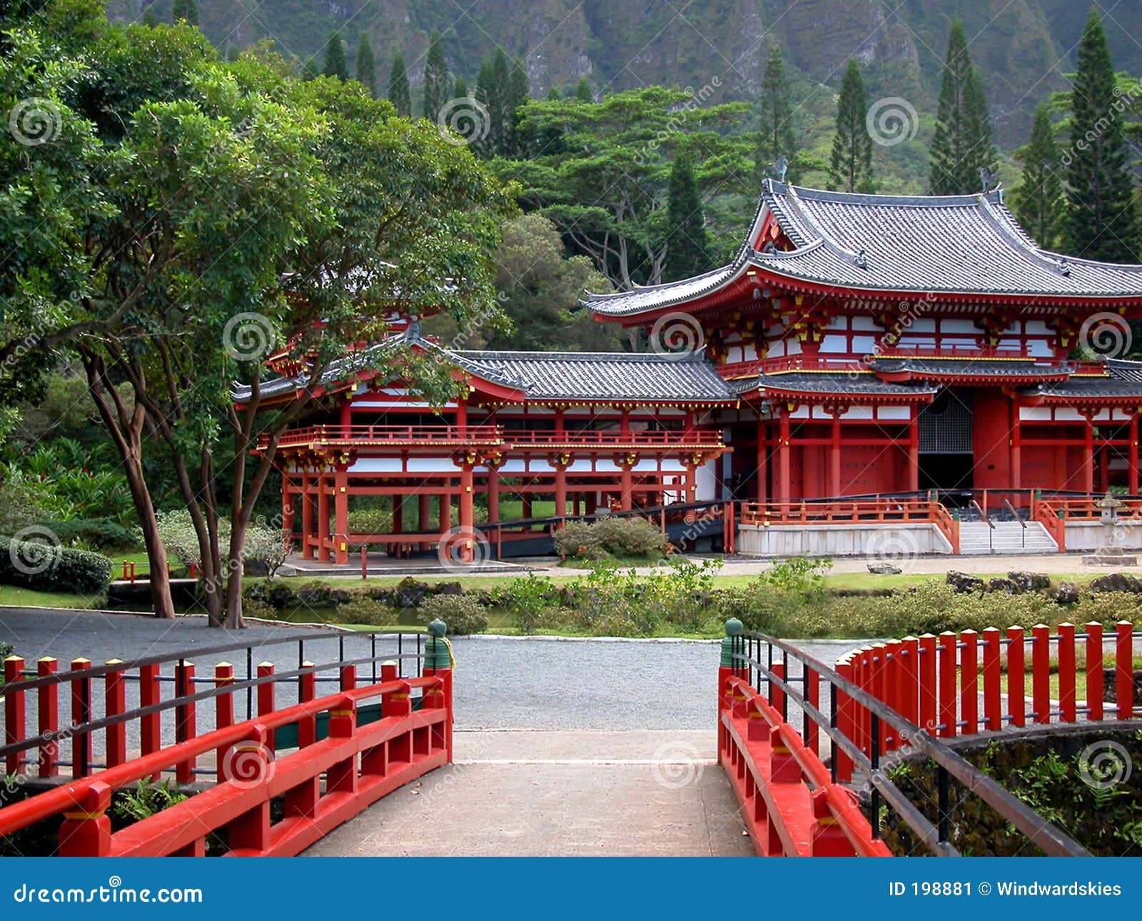 Byodo-in Buddhist Temple stock image. Image of asian, mountains - 198881