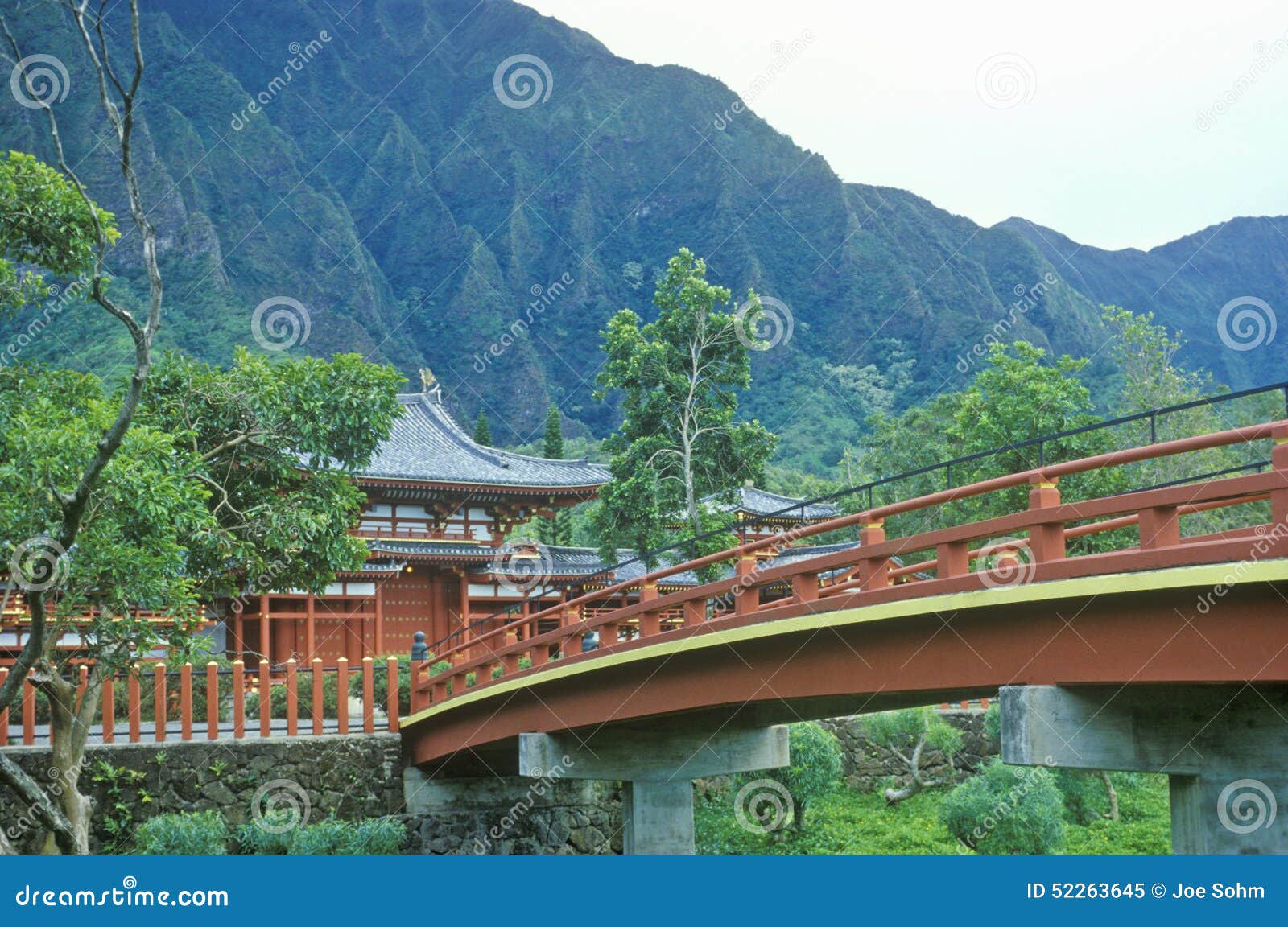 Byodo-in Buddhist Temple, Maui, Hawaii Stock Image - Image of pagoda ...
