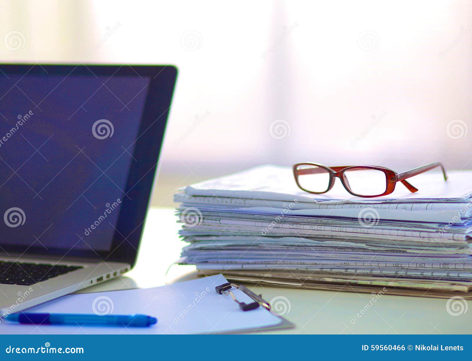 Bärbar Dator Med Bunten Av Mappar På Tabellen På Vit Arkivfoto - Bild av skrivbord, information ...