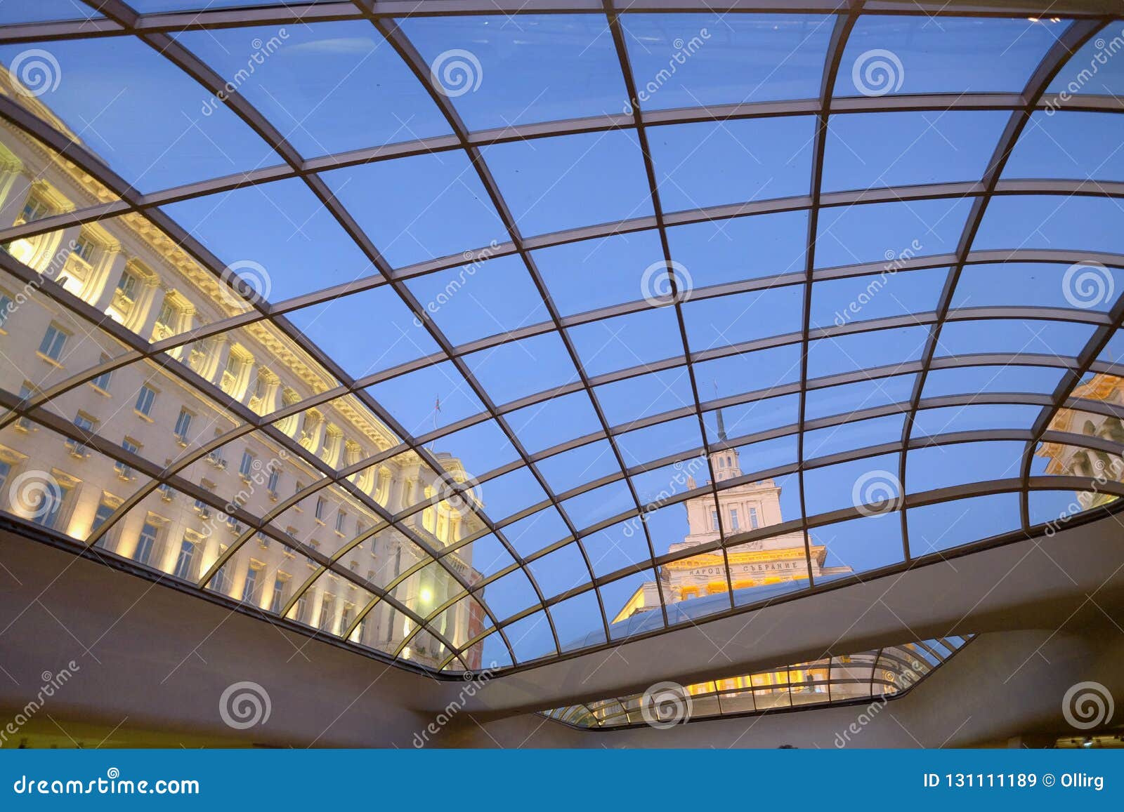 Bóveda De Cristal Moderna De Largo it Seen through a De Sofía, Bulgaria Imagen de archivo ...