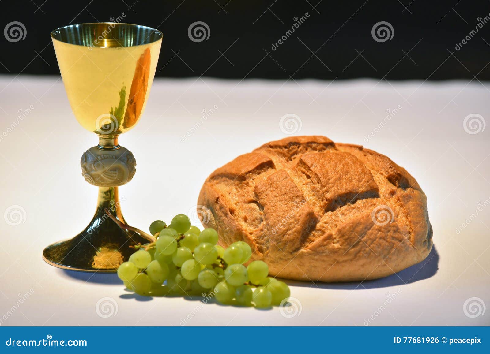 Cáliz, pan y uvas de oro foto de archivo. Imagen de rezo - 77681926