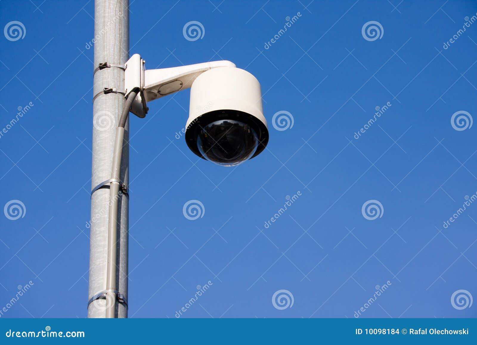 Cámaras De Seguridad En El Poste Foto de archivo - Imagen de moderno ...