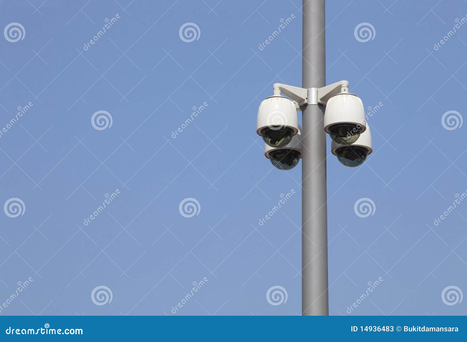 Cámaras De Seguridad En Un Poste Imagen de archivo - Imagen de techo ...