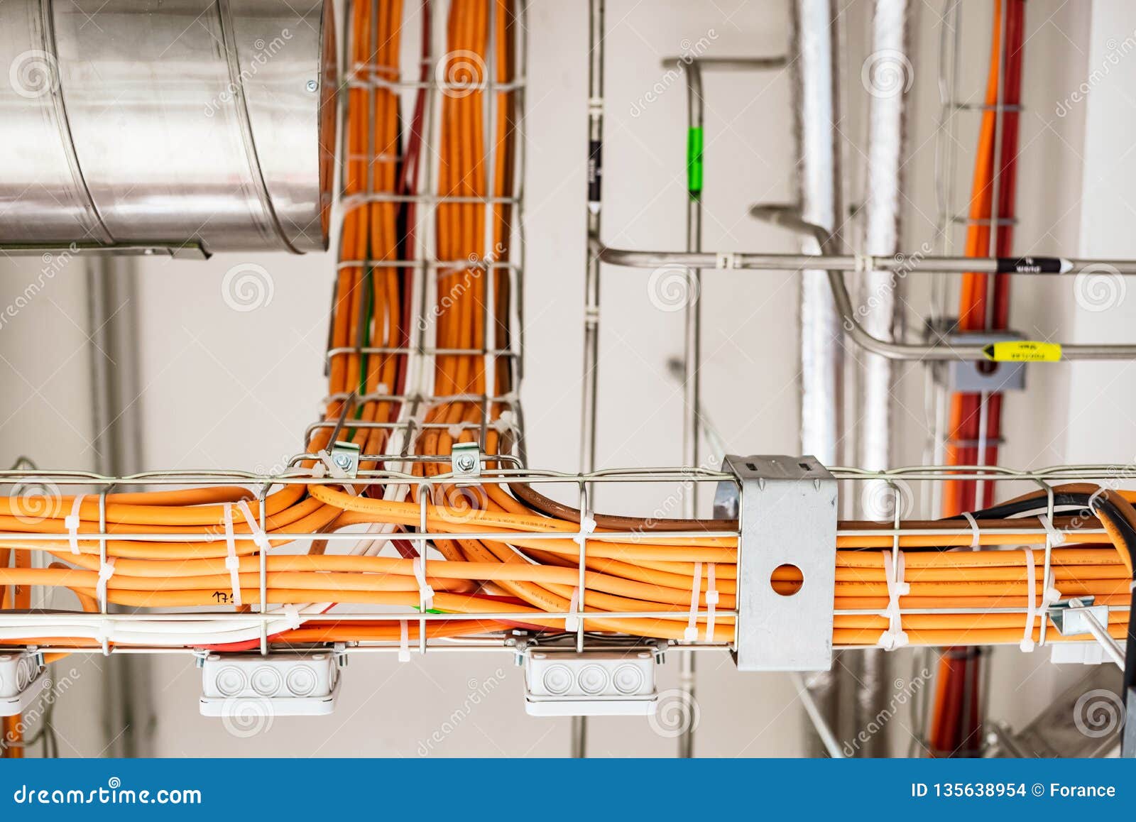 Câblage électrique Dans Un Bâtiment Moderne Photo stock - Image du ...