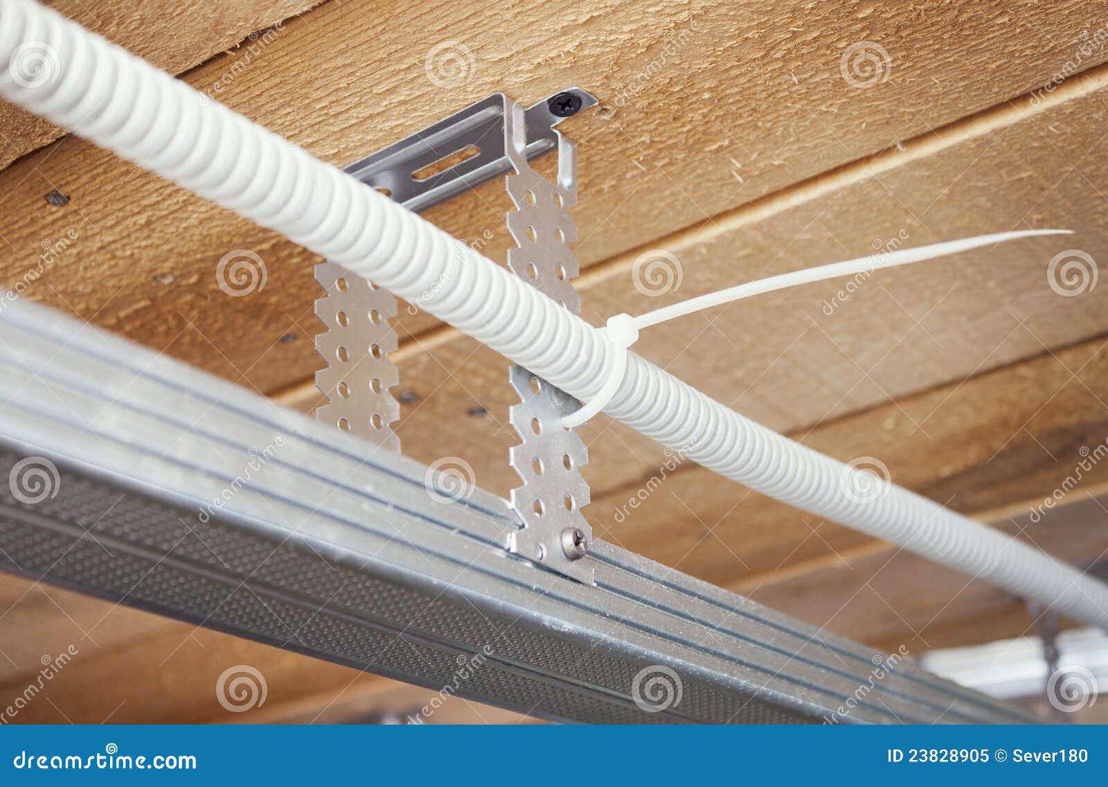 Câblage électrique Dans Un Plafond Suspendu Image stock - Image du ...