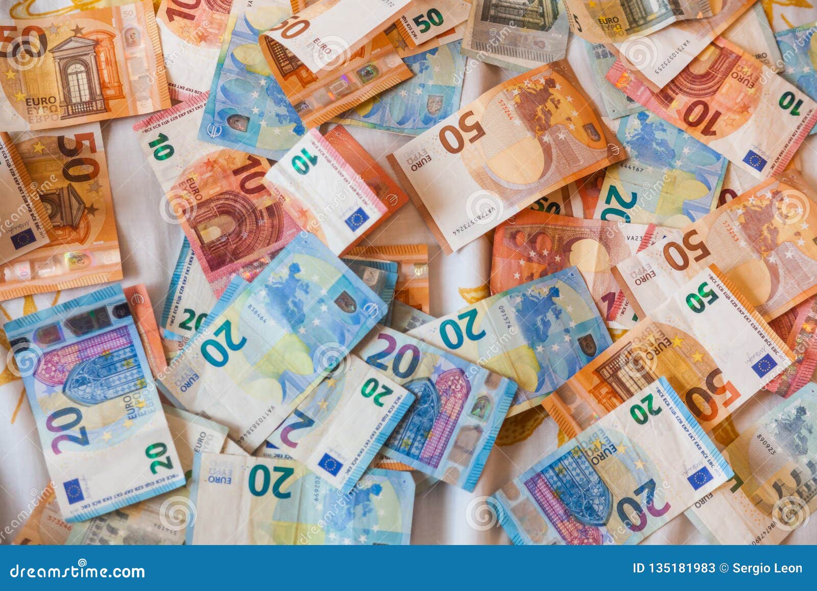 Cédulas Dos Euro Do Dinheiro Imagem de Stock - Imagem de ganhar, taxa ...