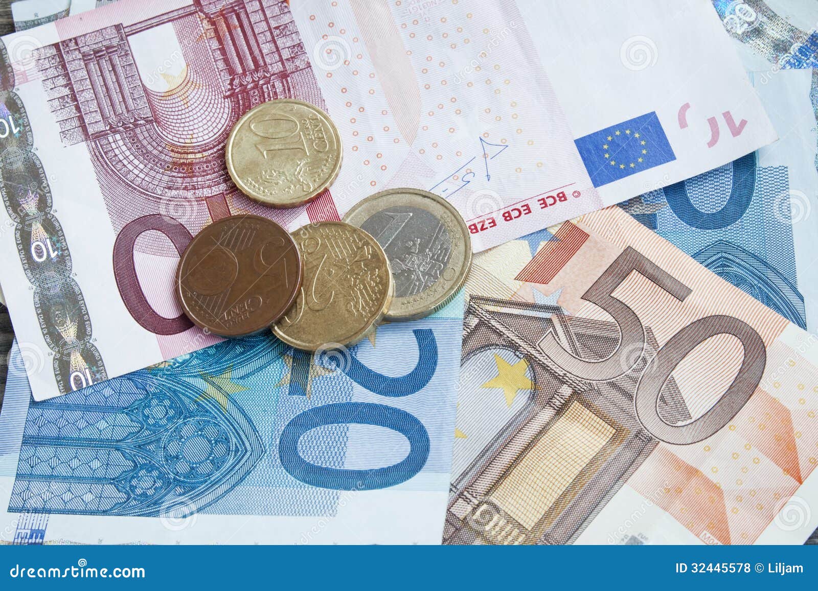 Cédulas e moedas do Euro foto de stock. Imagem de pagamento - 32445578