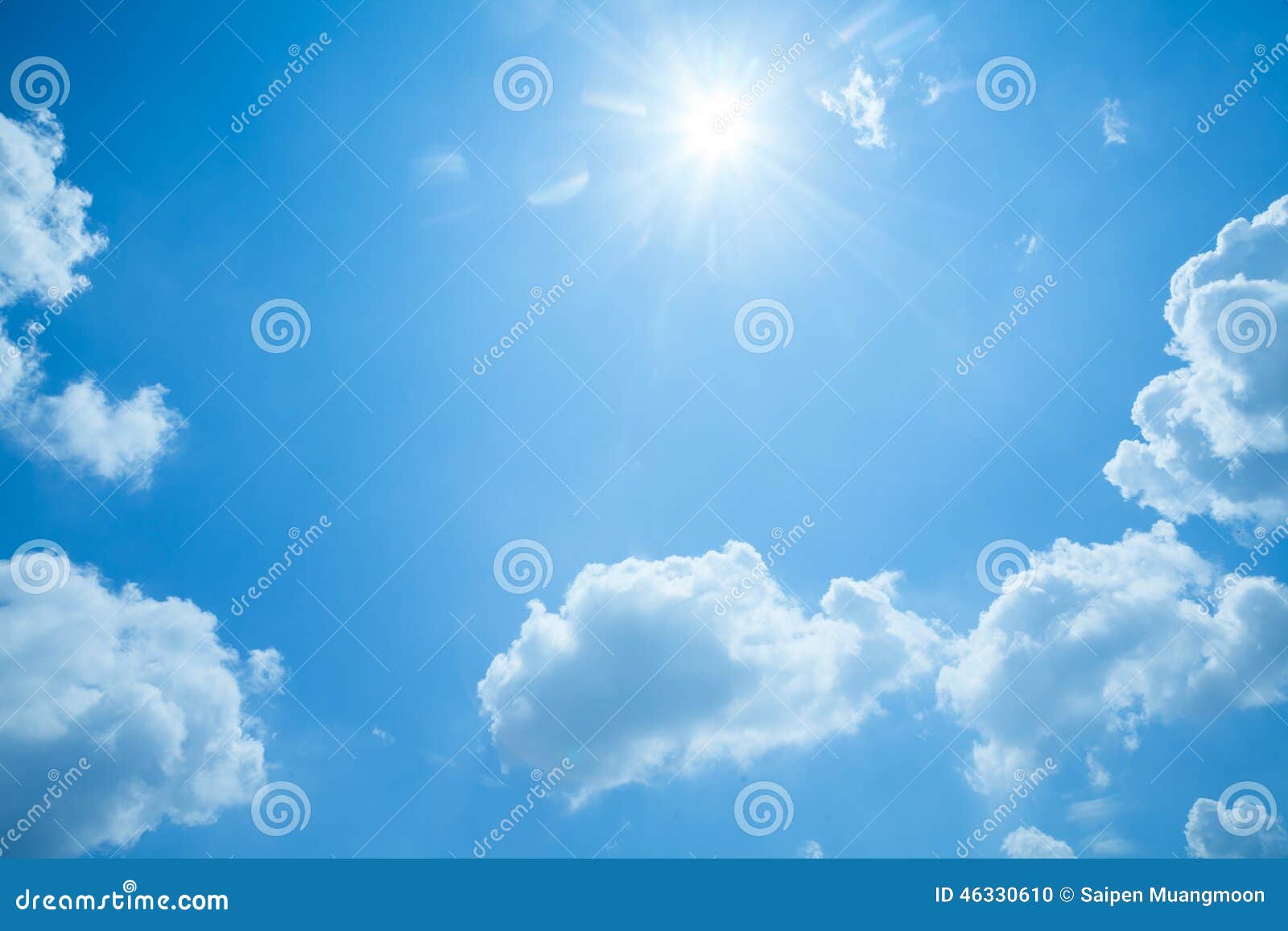 Céu azul com sol e nuvens foto de stock. Imagem de backdrop - 46330610