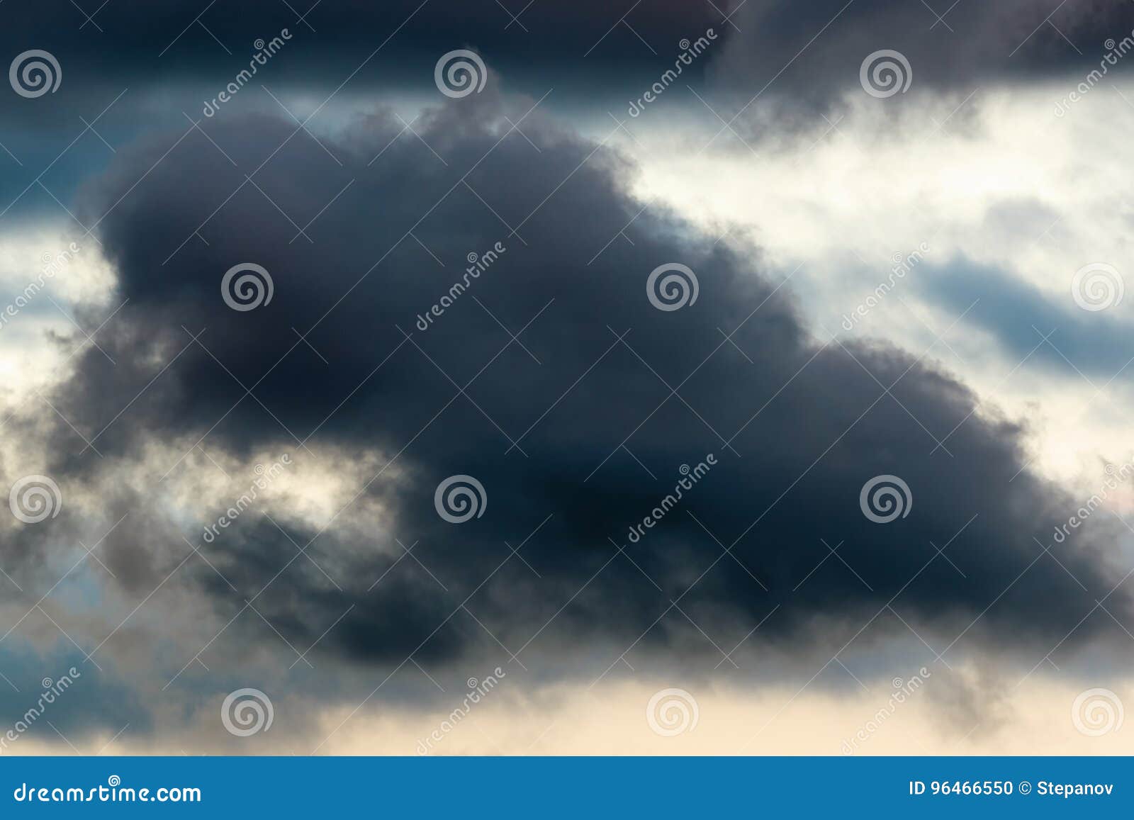 Céu Com Nuvems Tempestuosa, Nuvens De Chuva Foto de Stock - Imagem de ...