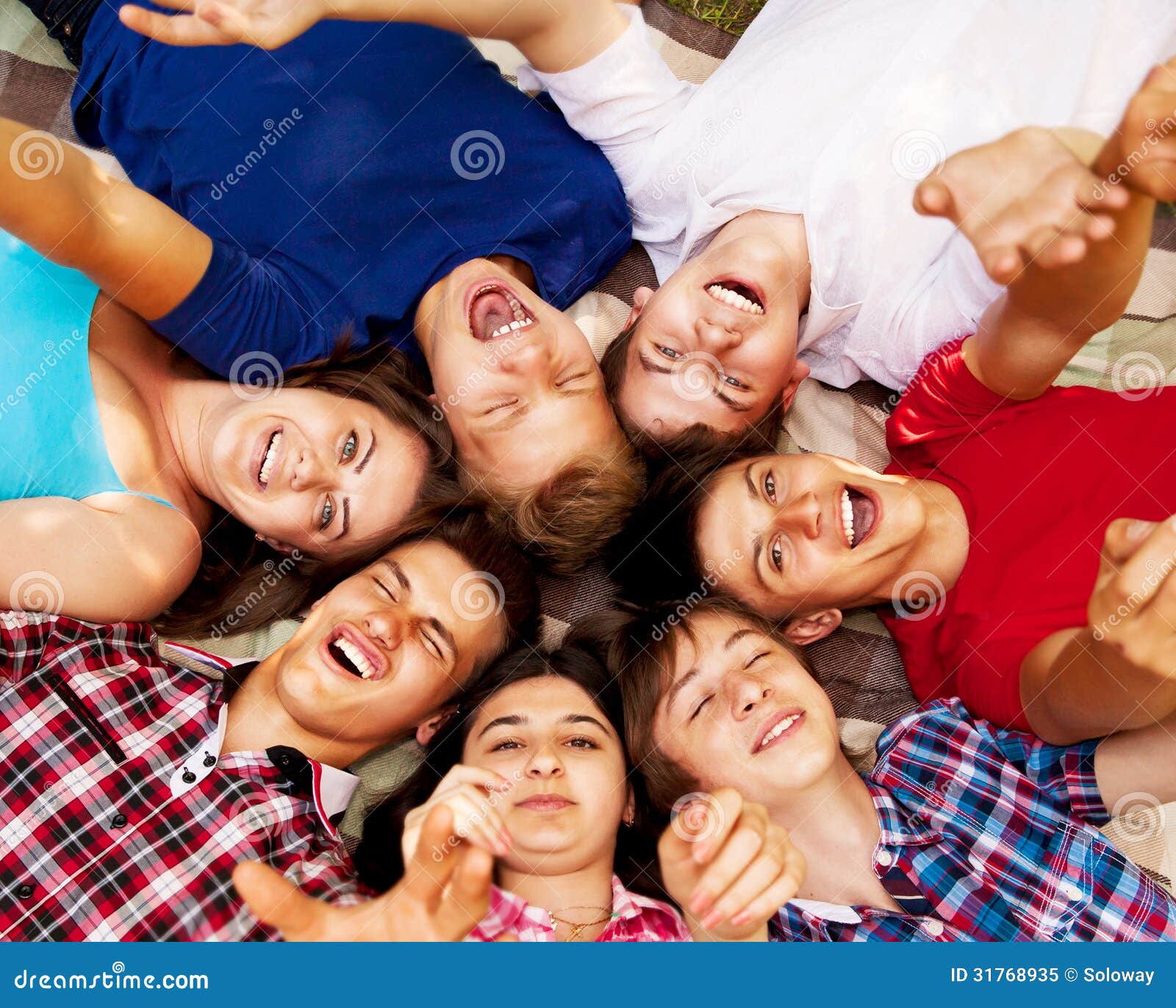 Círculo De Adolescentes Felices Imagen de archivo - Imagen de ocasional ...