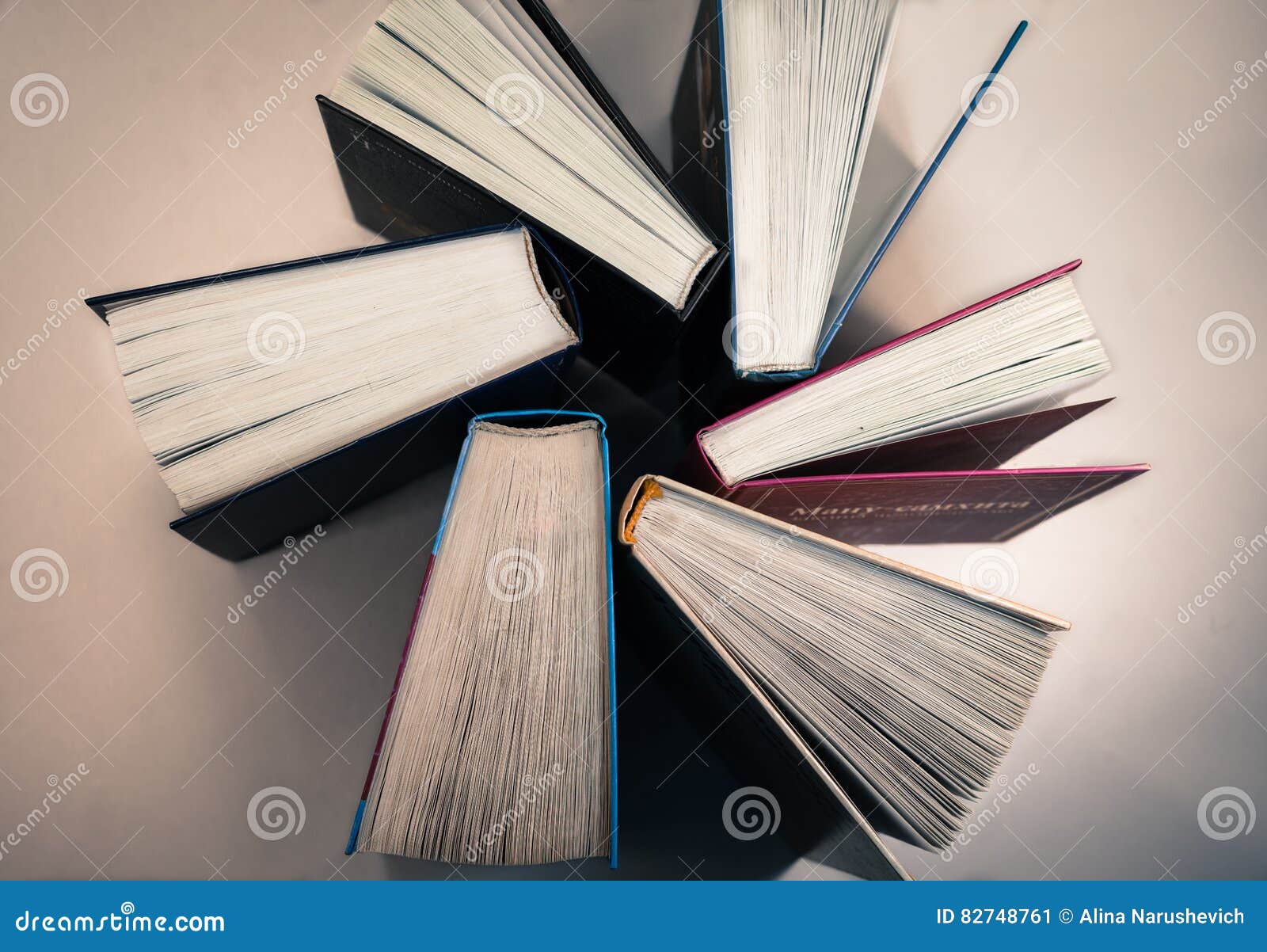 Círculo De Libros Derechos - Aliste Para Leer Imagen de archivo ...