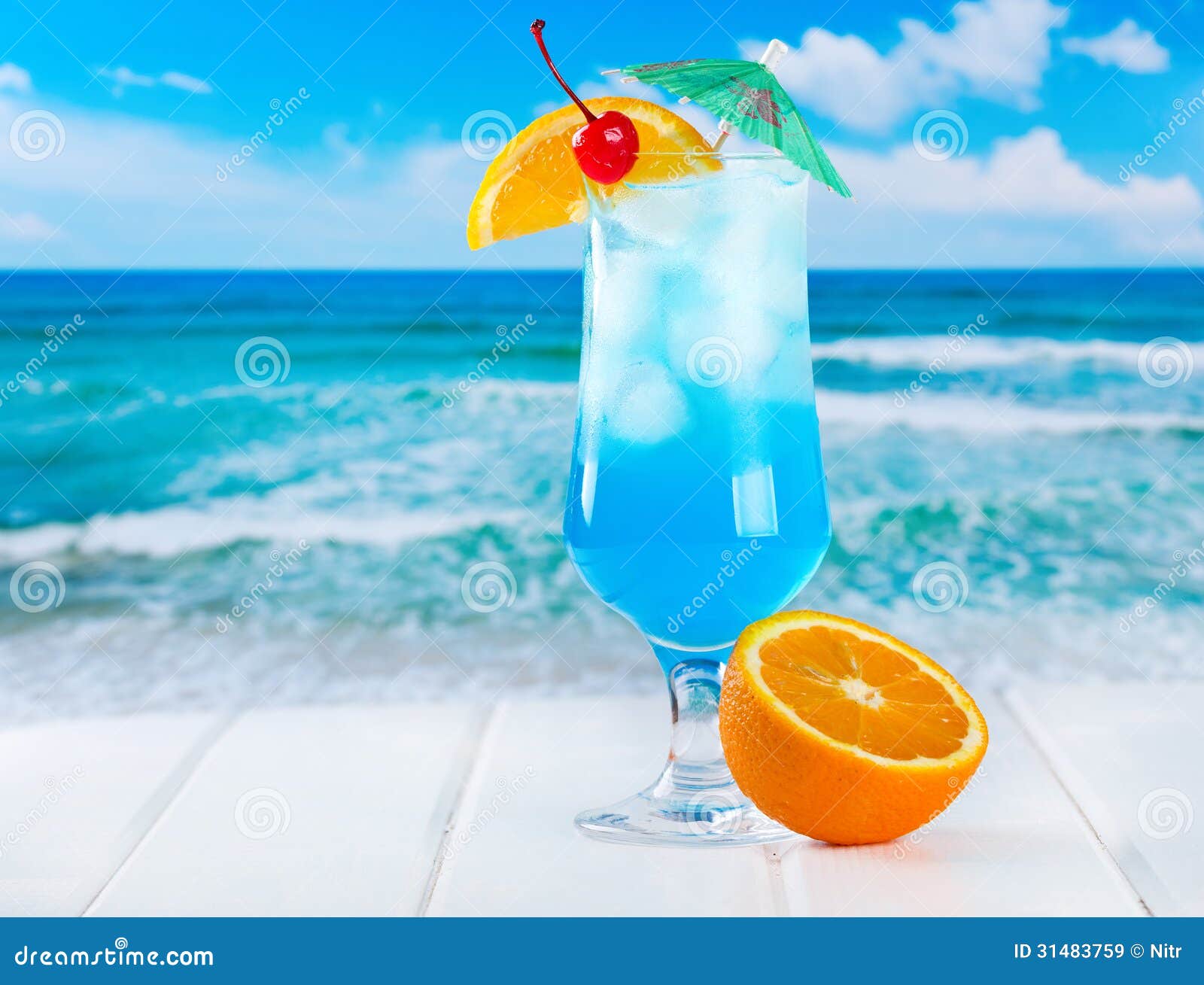Cóctel azul de Curaçao imagen de archivo. Imagen de tropical - 31483759
