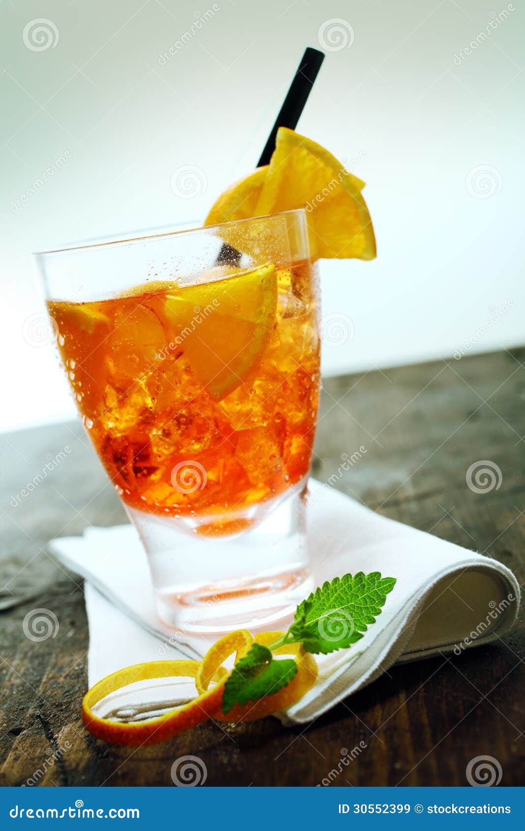 Cóctel De Ron Con La Naranja Fresca Imagen de archivo - Imagen de ...