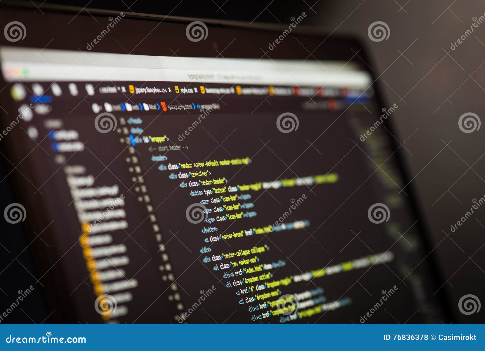 Código Del HTML Y Del CSS En La Pantalla Del Ordenador Portátil Foto de ...