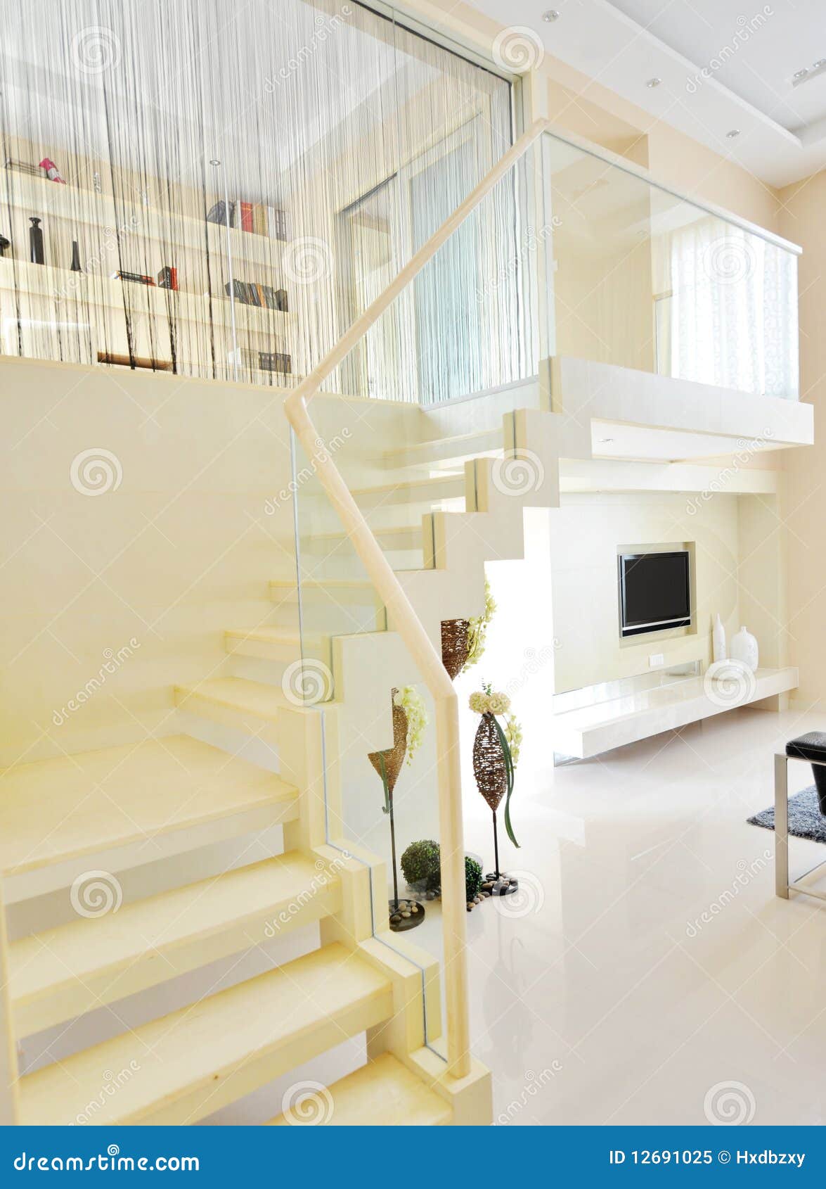 Cómodo interior casero imagen de archivo. Imagen de llano - 12691025