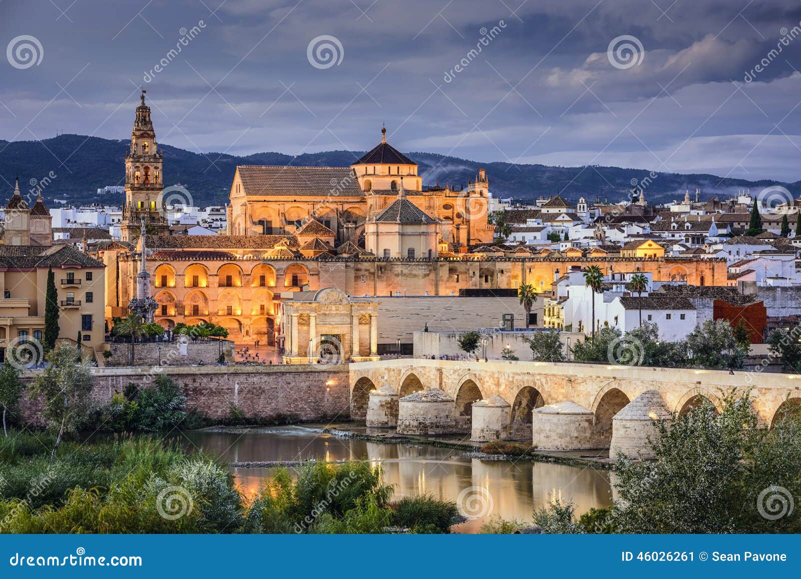 Córdova, Espanha Em Roman Bridge E Skyline Da Cidade Imagem de Stock ...