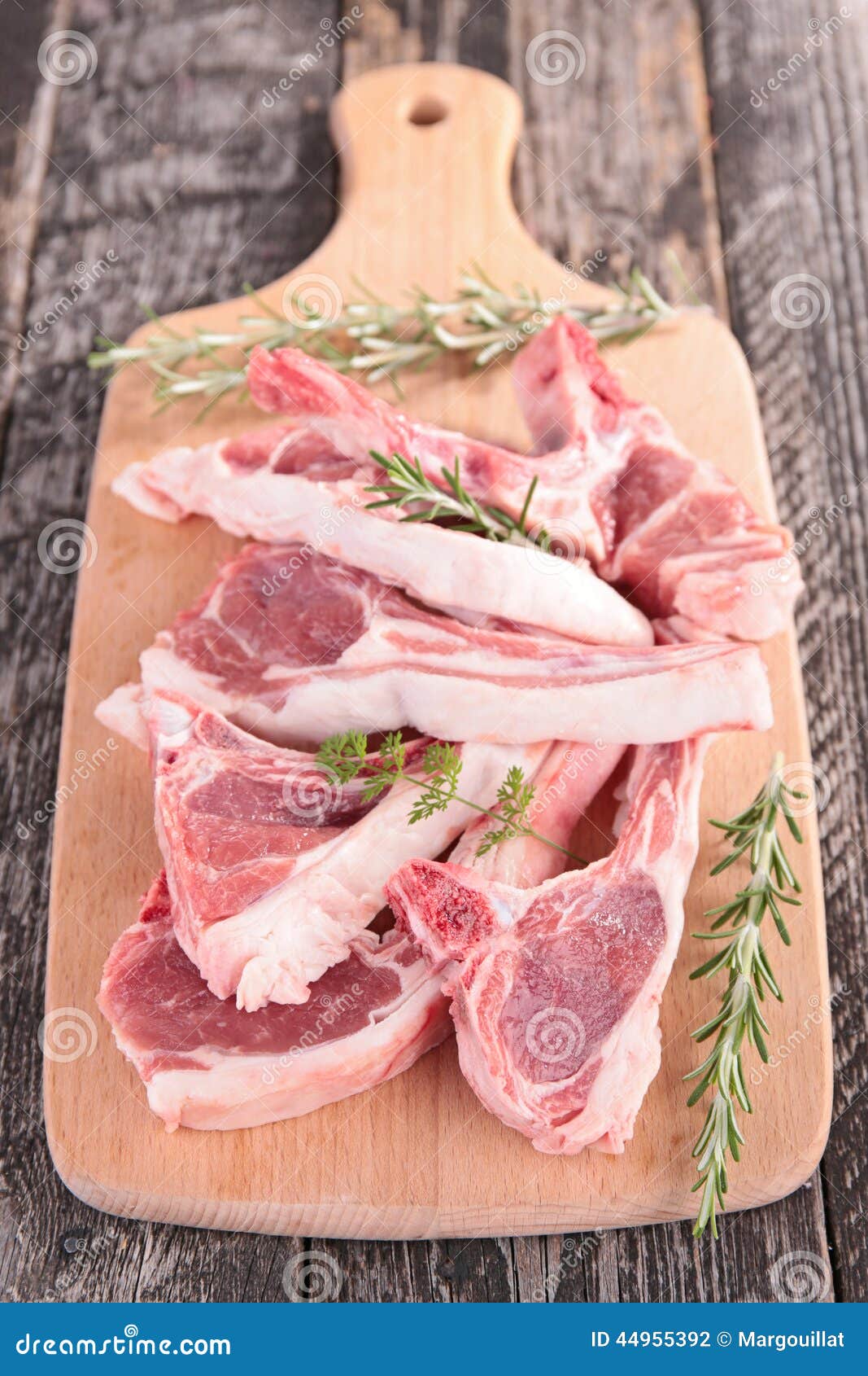 Côtelette d'agneau crue photo stock. Image du bois, panneau - 44955392