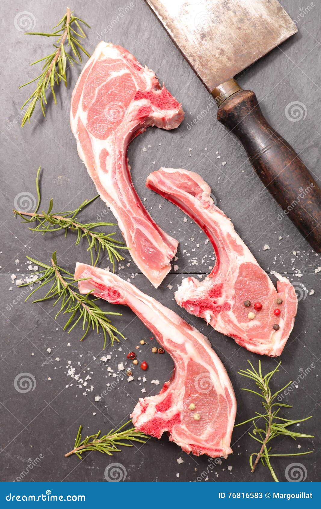 Côtelette d'agneau crue image stock. Image du barbecue - 76816583