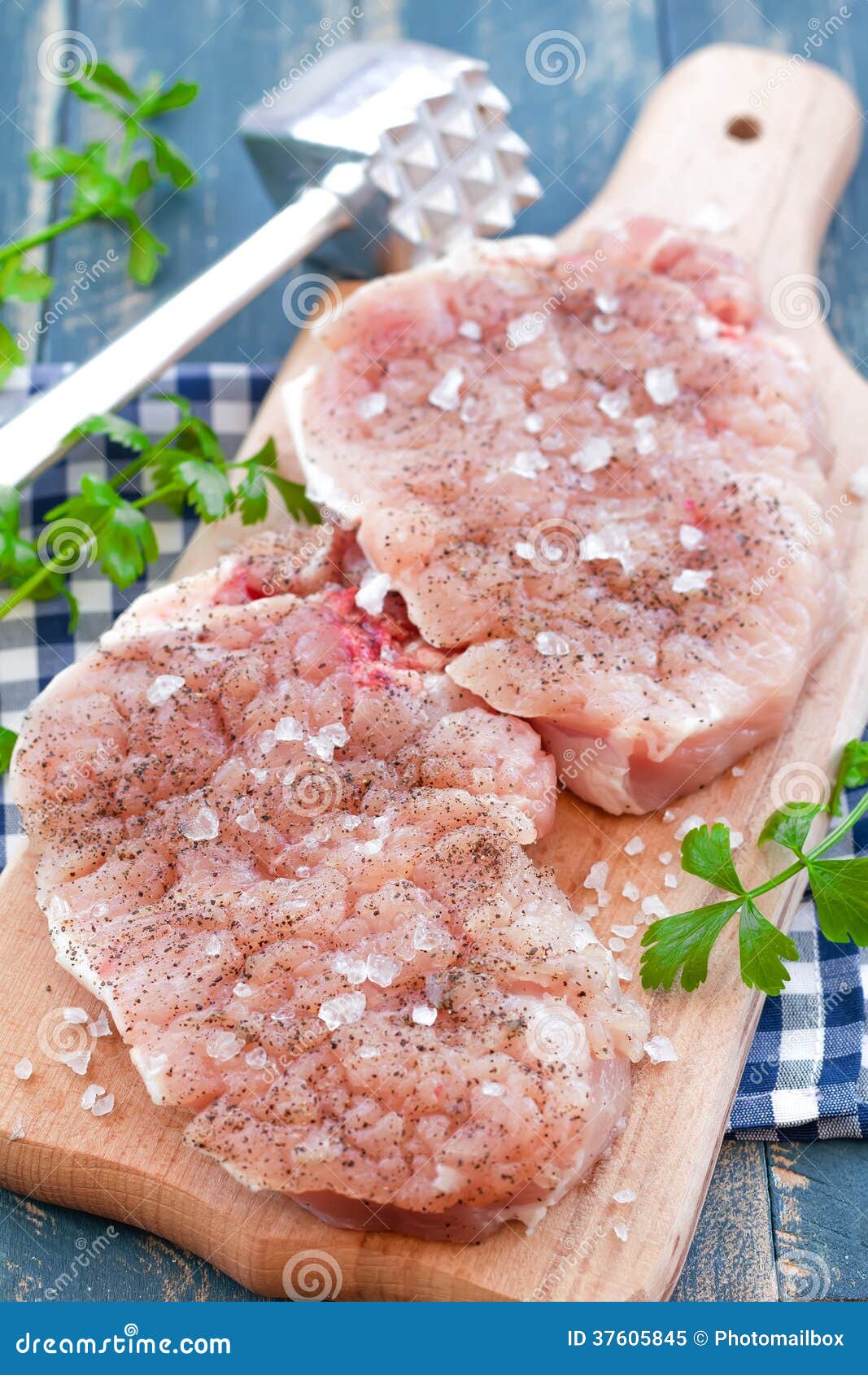 Côtelettes crues image stock. Image du viande, nourriture - 37605845