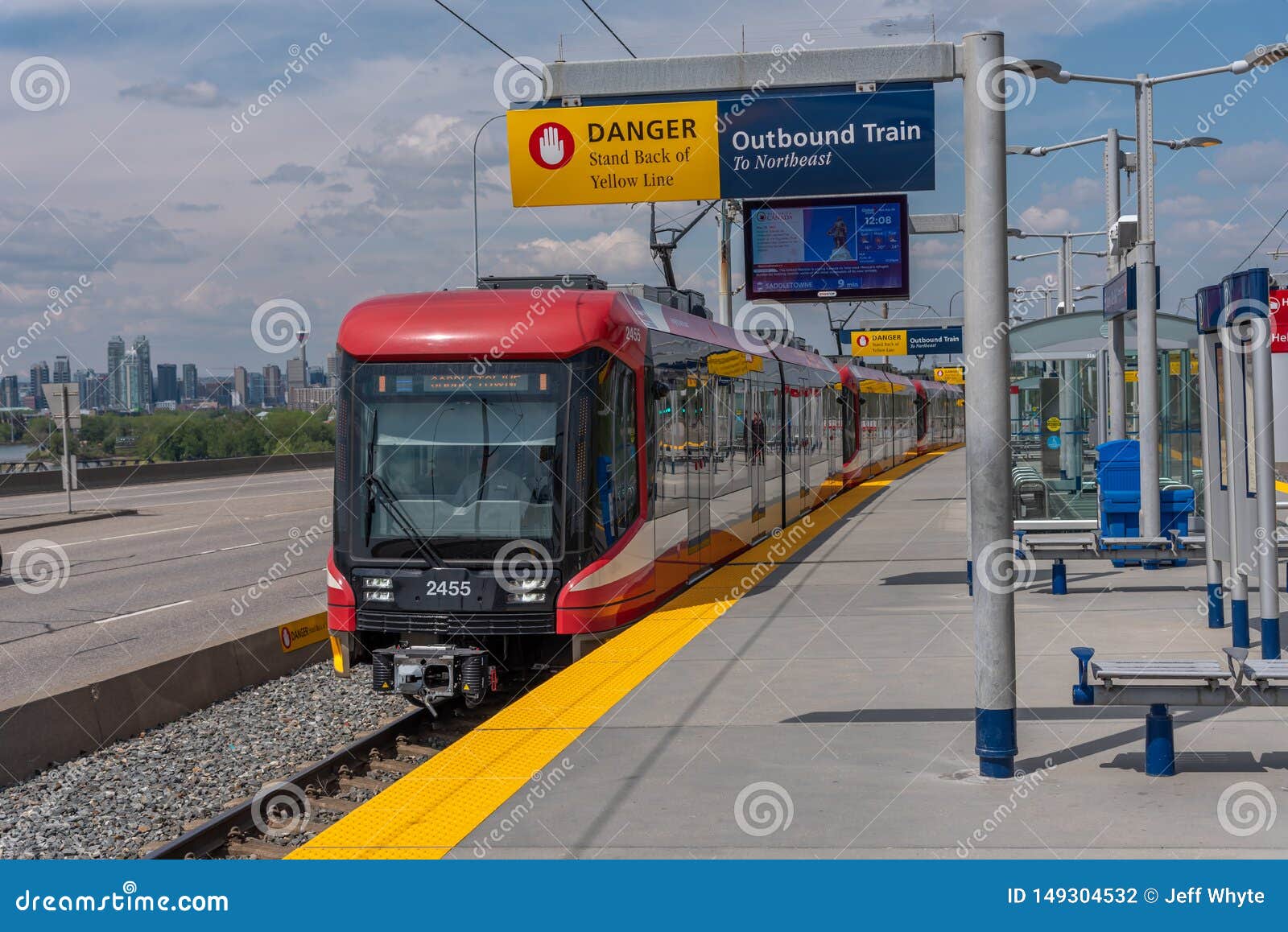 C-Train in Calgary, Alberta Editorial Photography - Image of moves ...