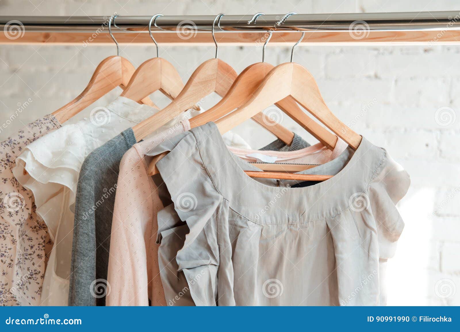 Caída De La Ropa En El Estante De La Ropa Foto de archivo - Imagen de ...