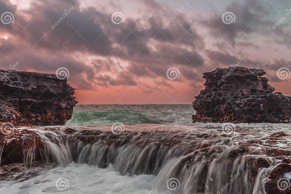 Caídas de la roca de Sandy imagen de archivo. Imagen de piedra - 30431085