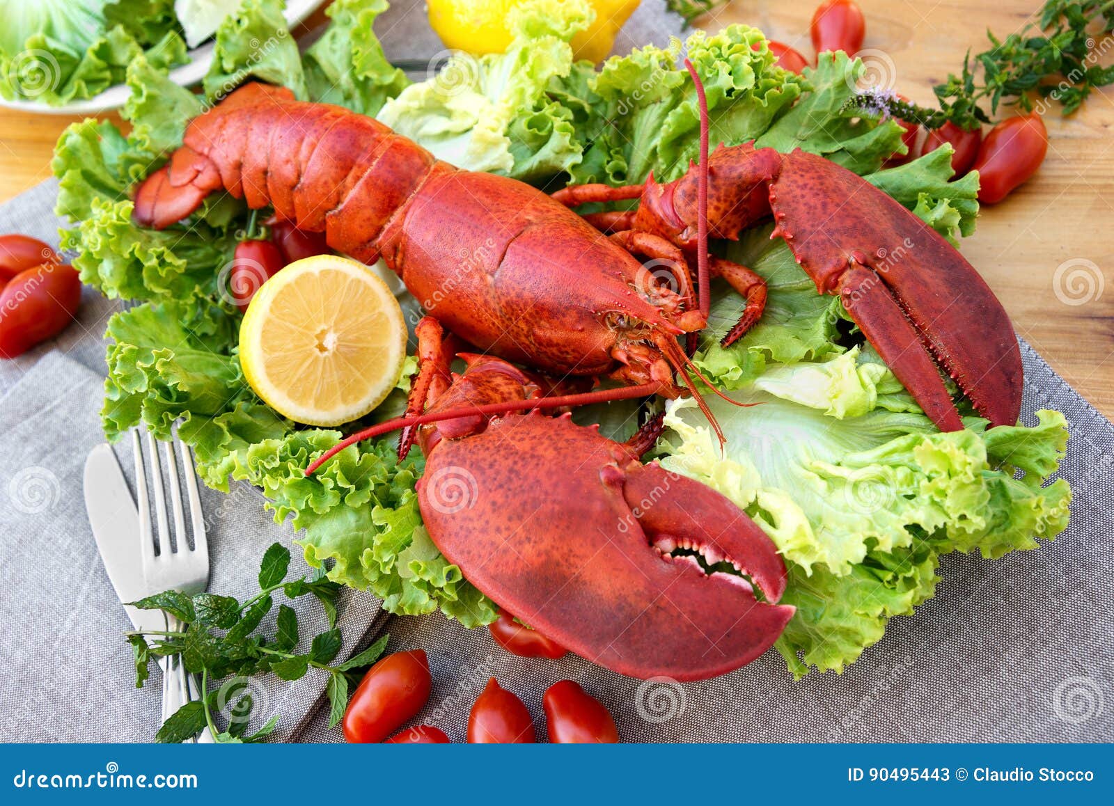 Cały homar na talerzu obraz stock. Obraz złożonej z talerz - 90495443