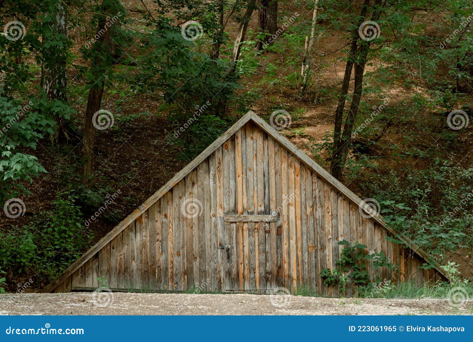 Cabaña Triangular De Madera En El Bosque. Un Edificio Antiguo En Un ...