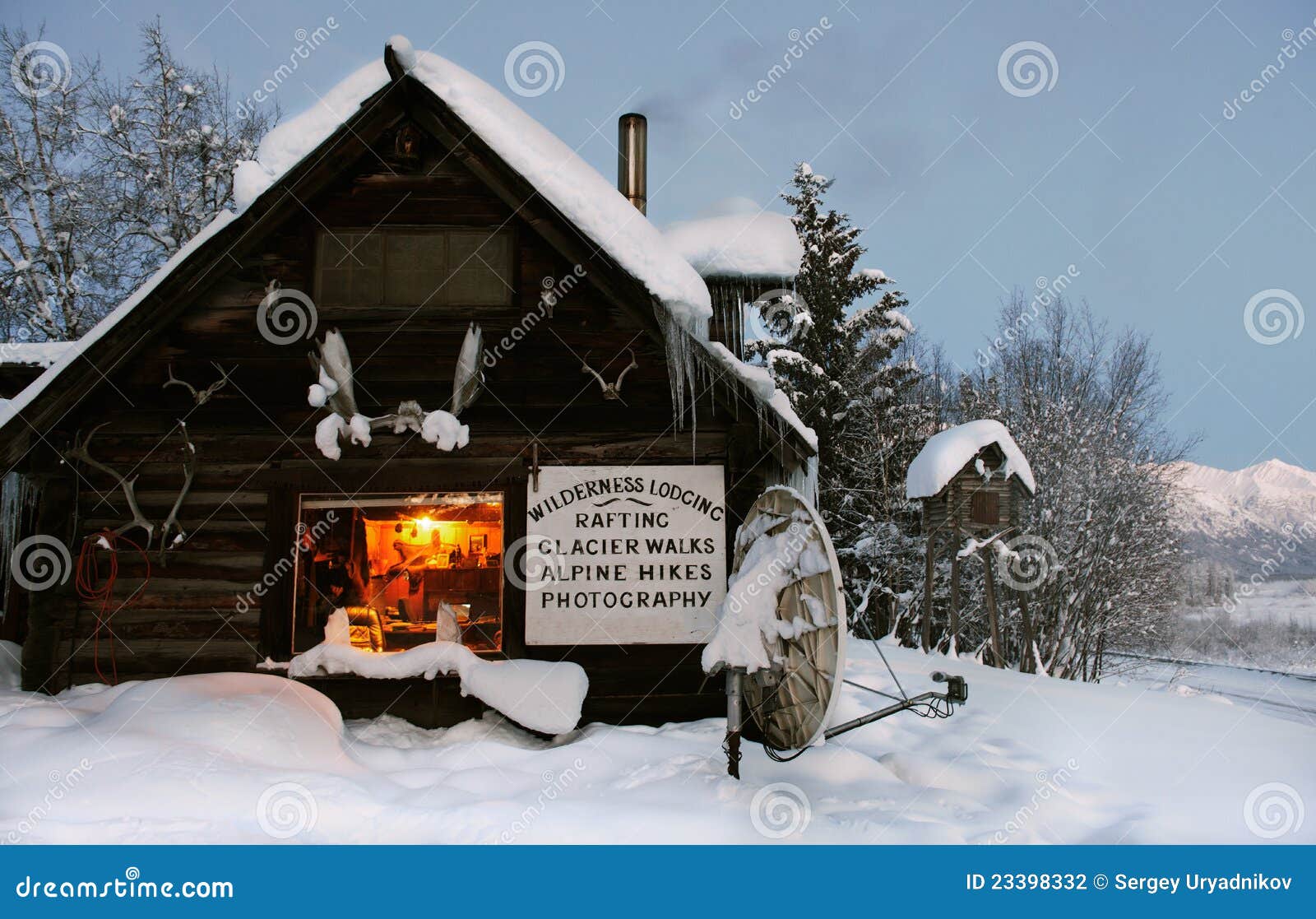 Caba?a De Madera En Los Wilds. Alaska, Los E.E.U.U. Foto de archivo ...