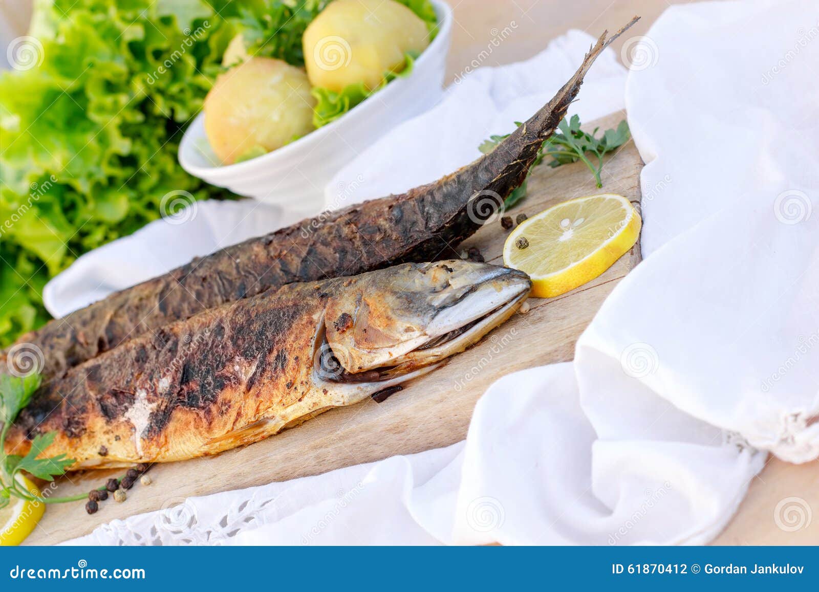 Caballa Asada a La Parrilla Hecha En Casa - Saurio Foto de archivo ...