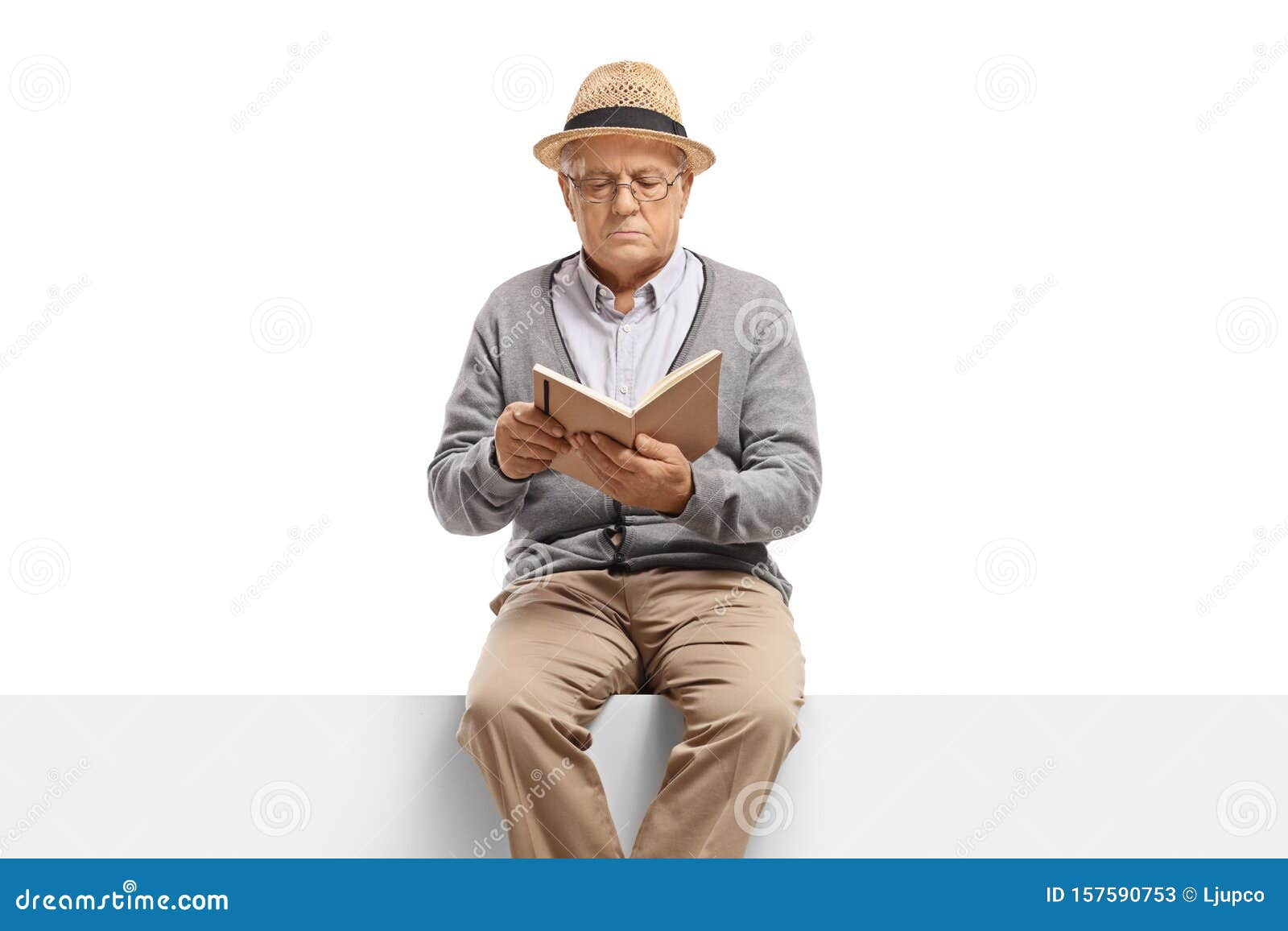 Caballero Anciano Sentado En Un Panel Leyendo Un Libro Imagen de ...