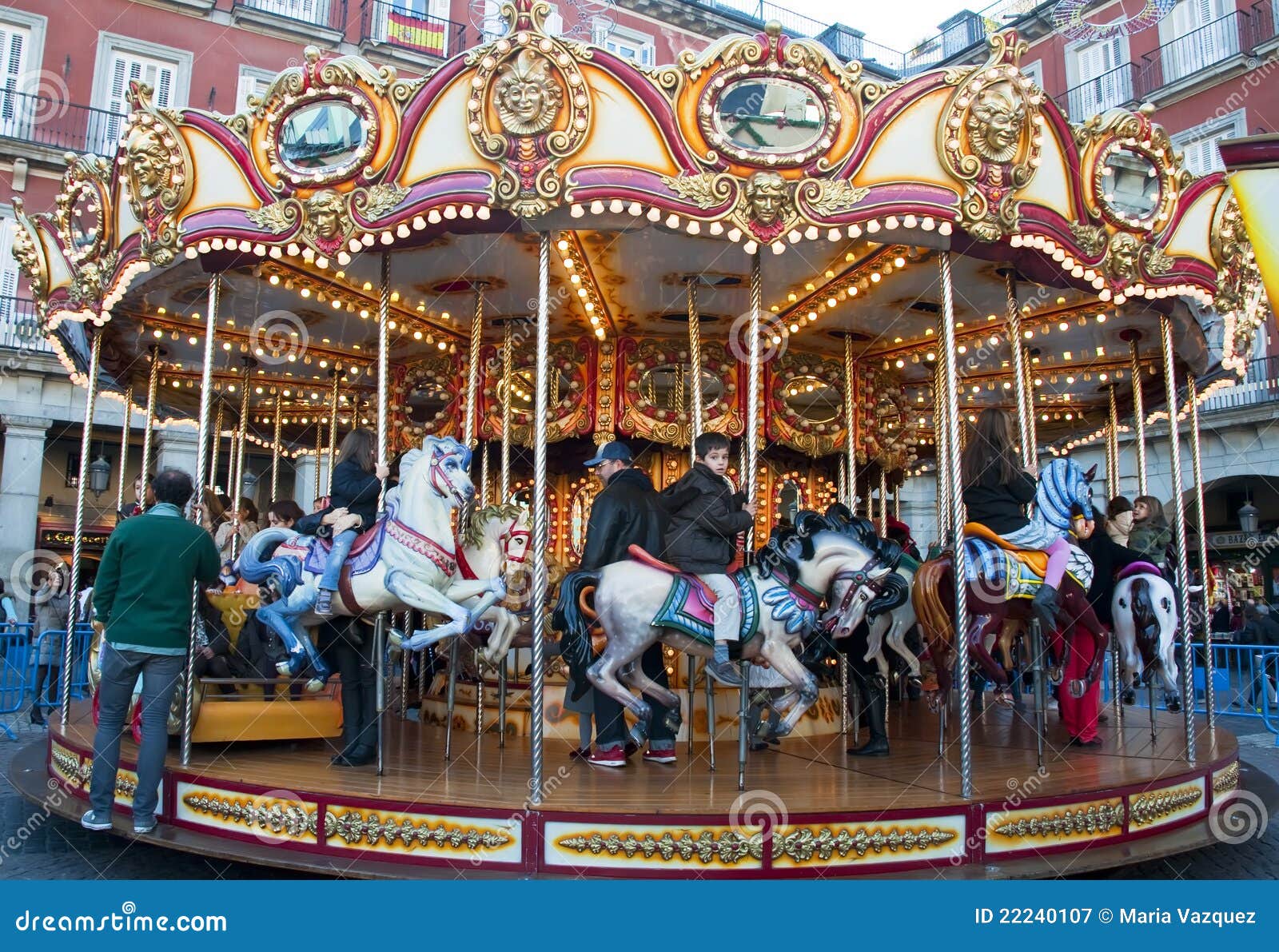 Caballos Del Carrusel En La Ciudad Fotografía editorial - Imagen: 22240107