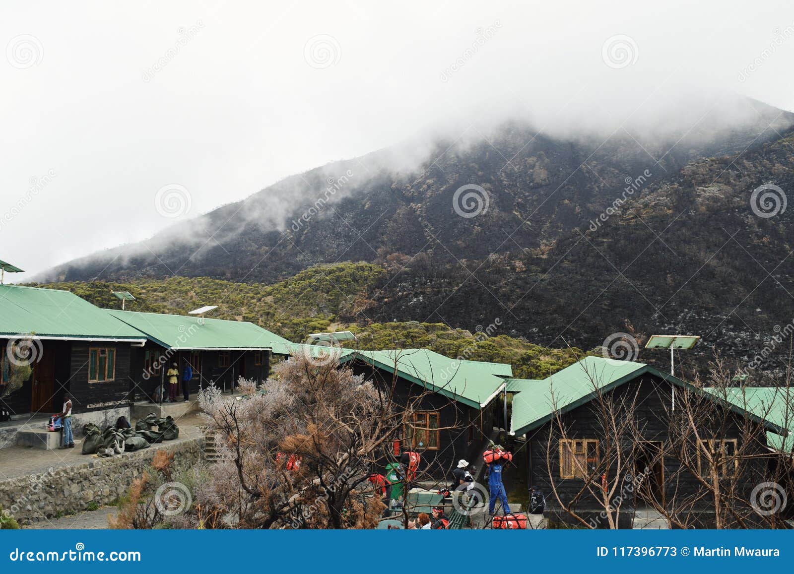 Cabana da sela, Mount Meru foto de stock editorial. Imagem de montagem ...