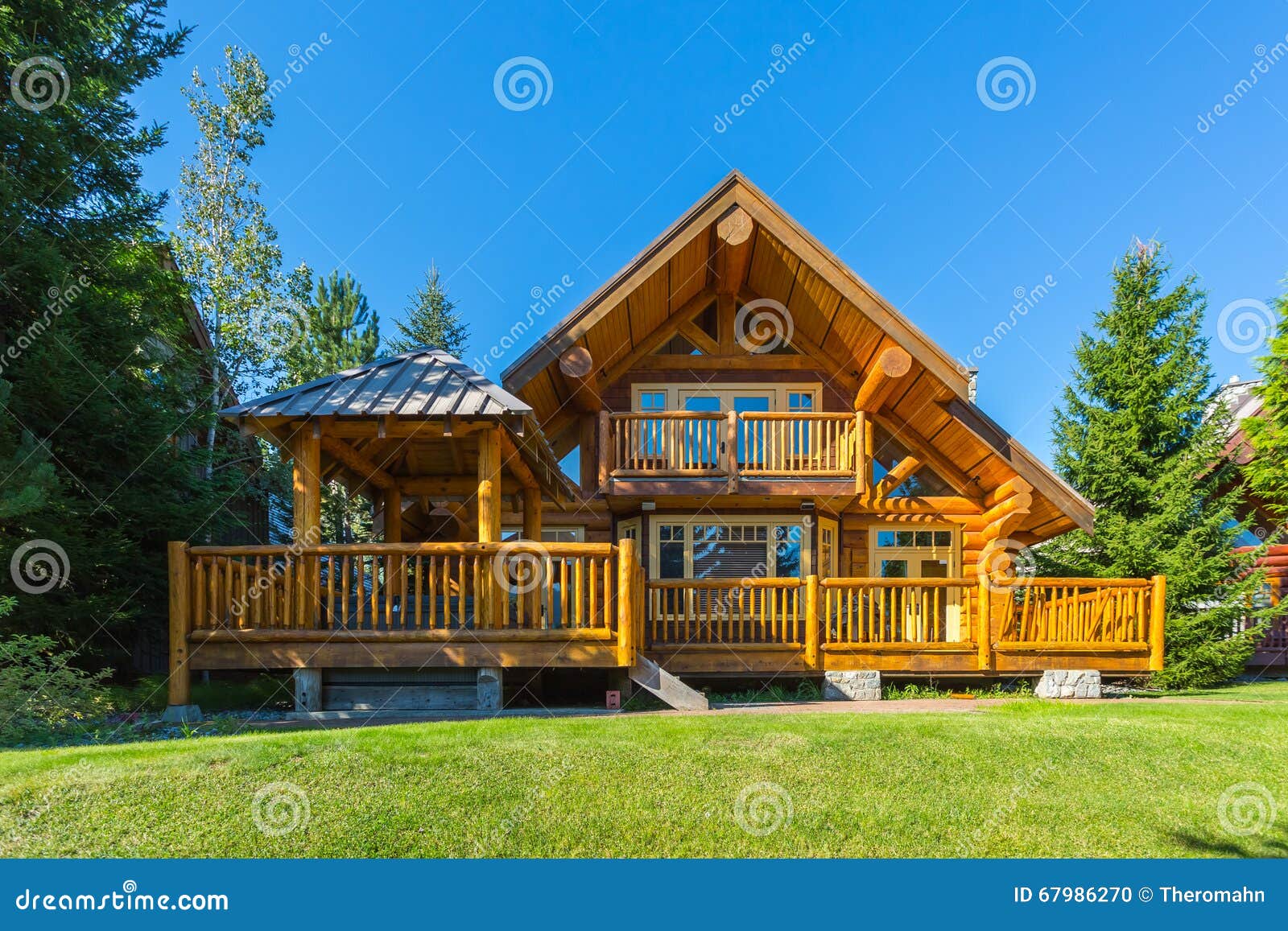 Cabane en rondins photo stock. Image du montagnes, photo - 67986270