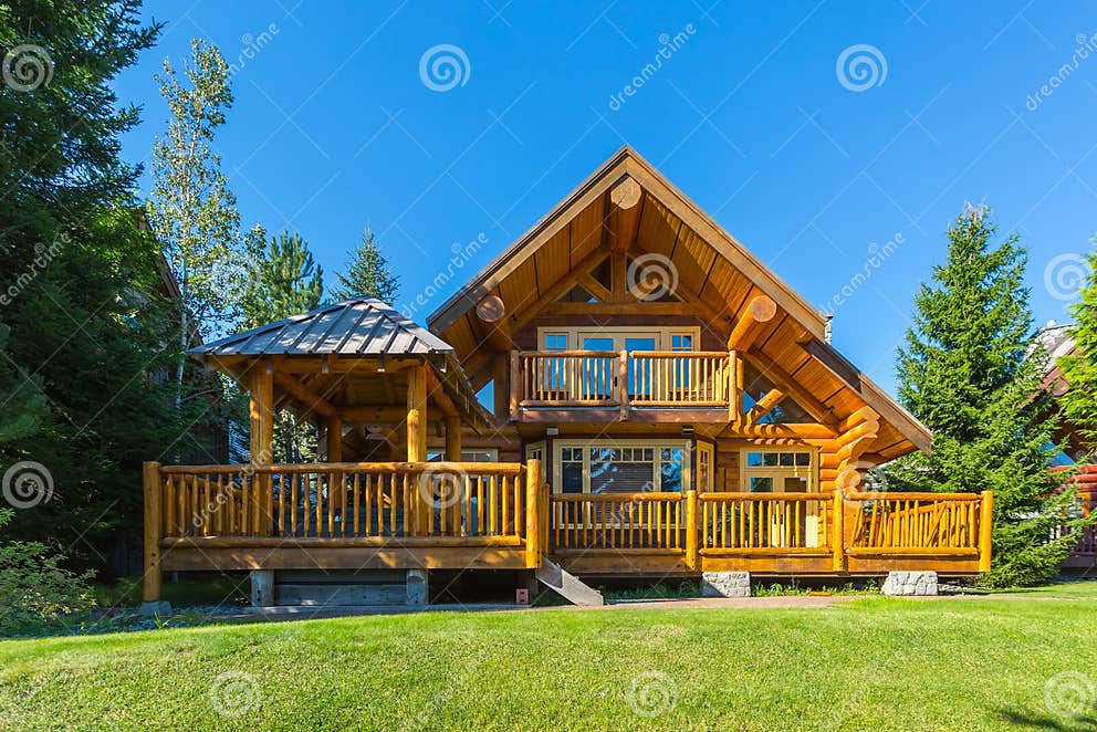 Cabane en rondins photo stock. Image du montagnes, photo - 67986270