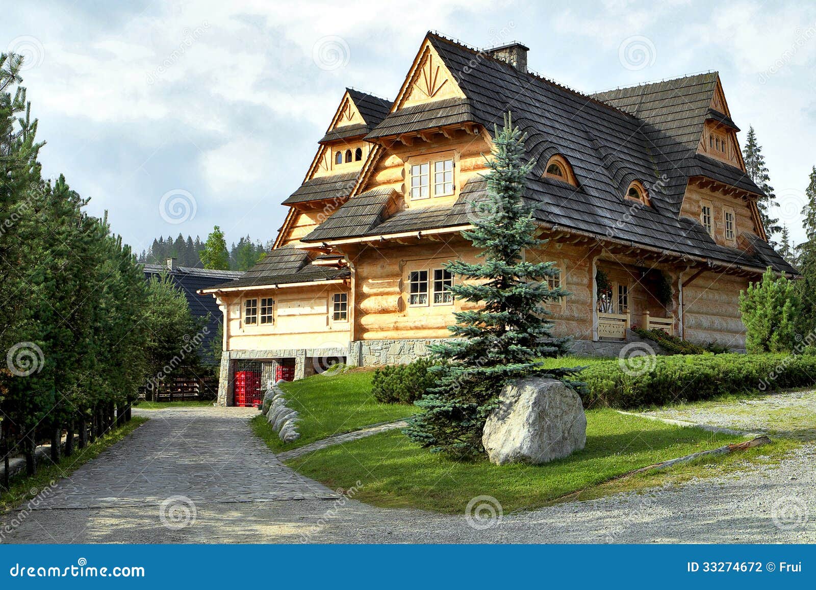 Cabane En Rondins Sur La Colline Photo stock - Image du construction ...