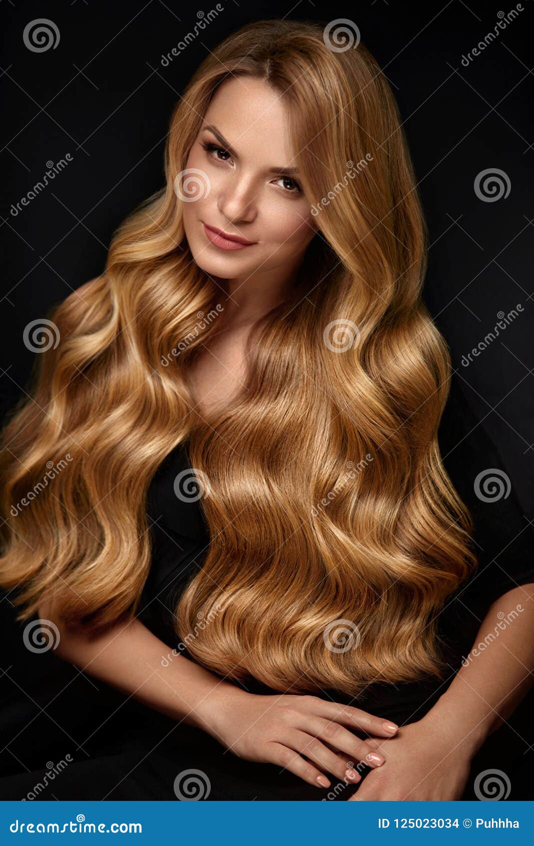 Cabelo Da Beleza Mulher Bonita Com Cabelo Louro Longo Encaracolado Foto