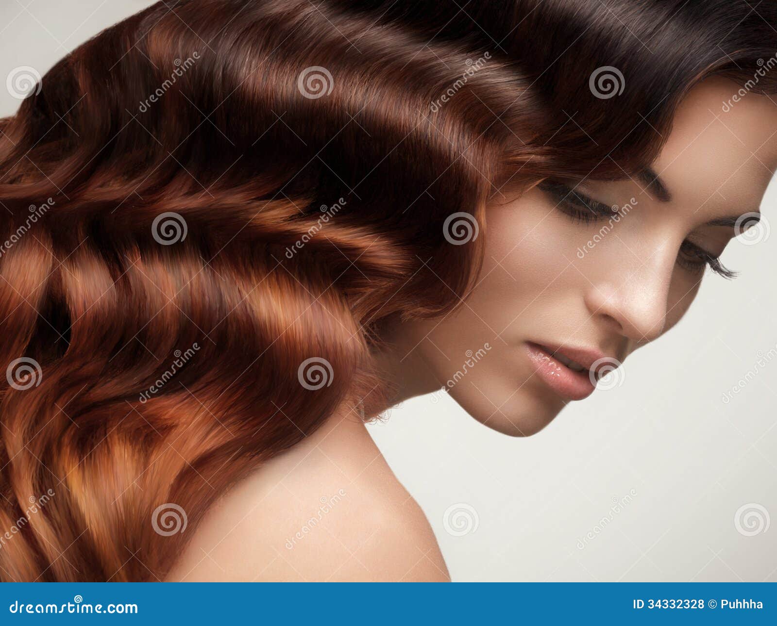Cabelo De Brown Retrato Da Mulher Bonita Com Cabelo Ondulado Longo