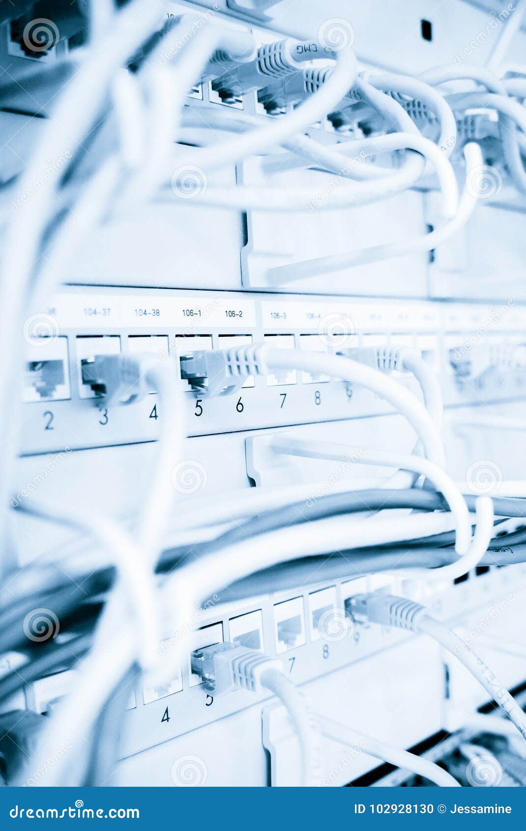 Cabels De Internet En El Panel De Remiendo Foto de archivo - Imagen de ...