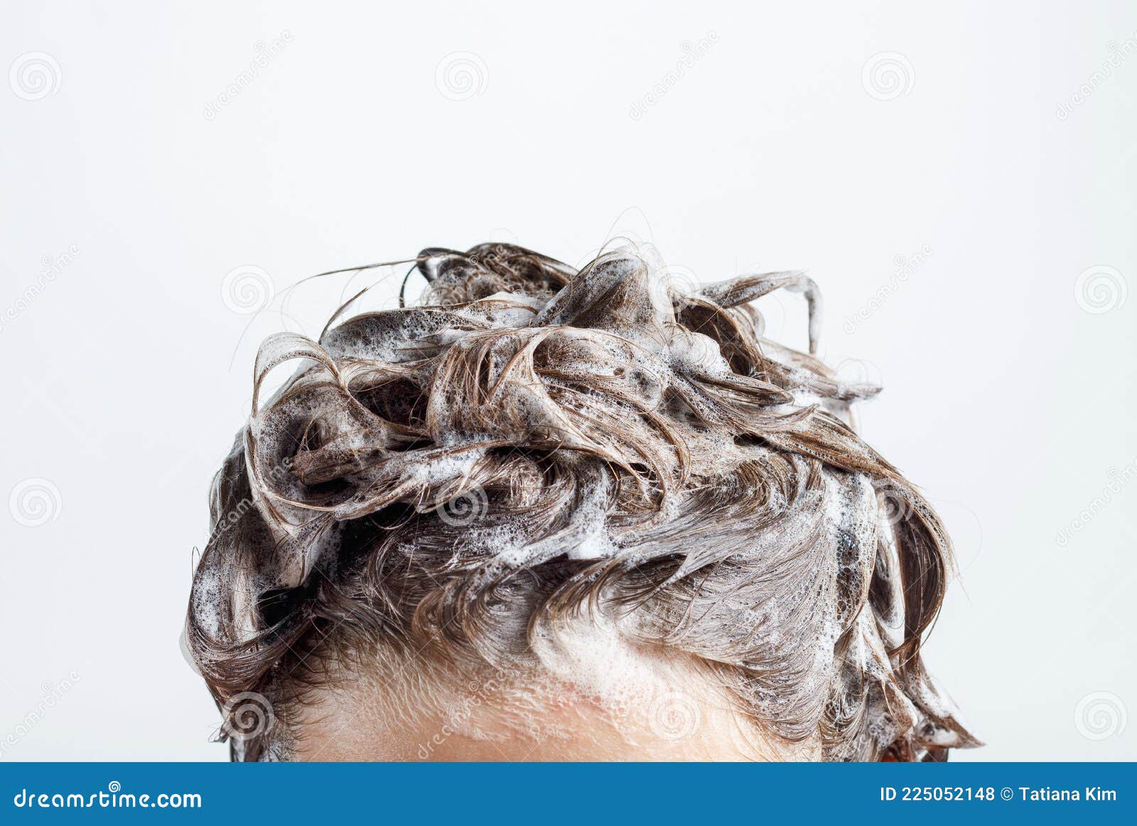 Cabeza Femenina Con Pelo En Espuma Encerrar Con Fondo Blanco. Foto de ... Cabeza Femenina Con Pelo En Espuma Encerrar Con Fondo Blanco. Foto de ...